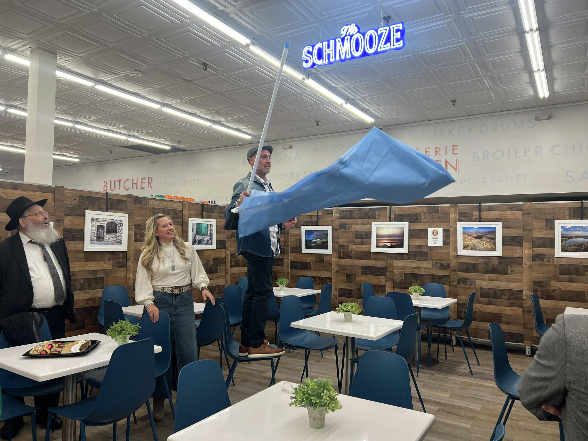 West Hartford's kosher Crown Market unveils new cafe