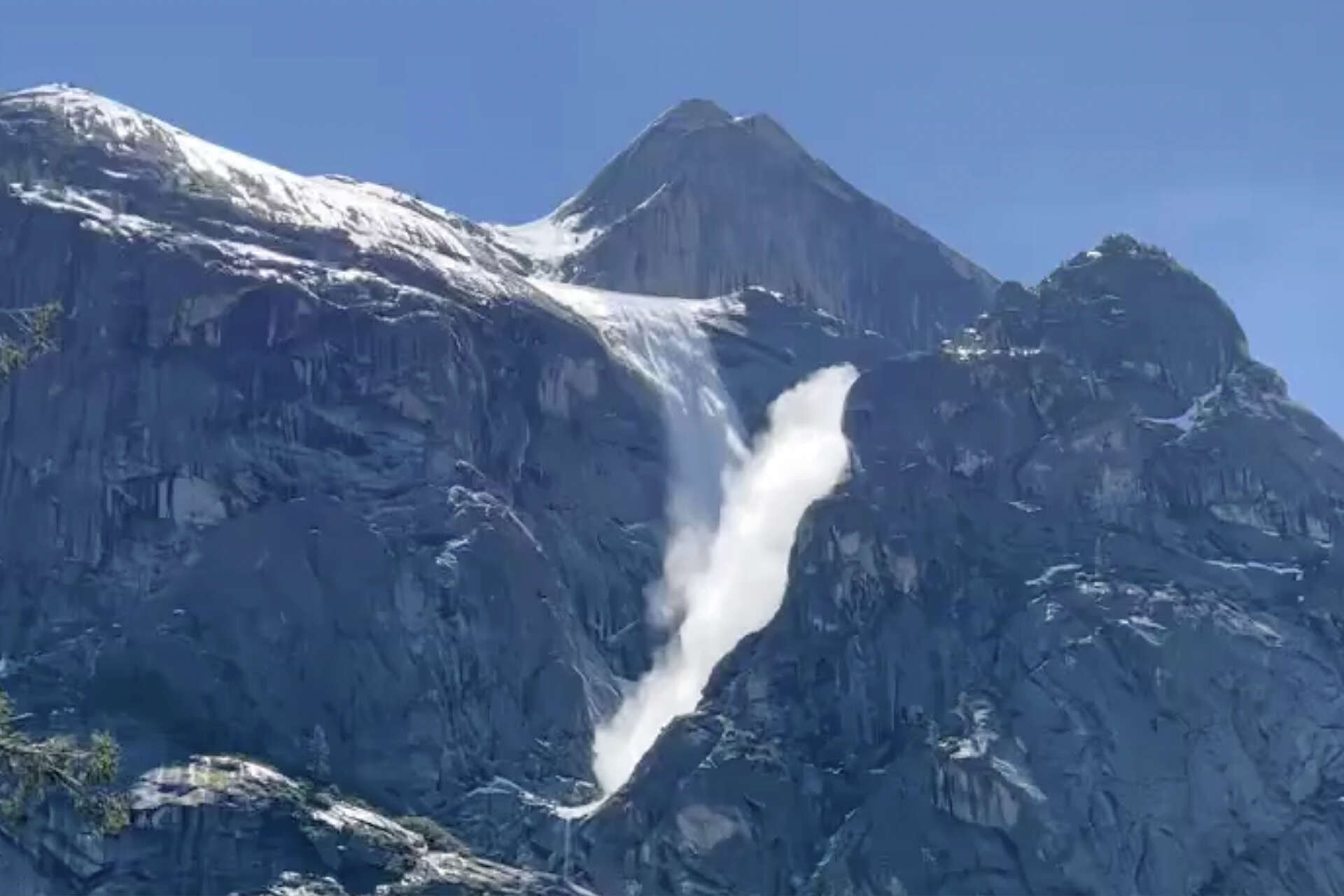 Avalanche in Yosemite 'sounded like a bomb going off'