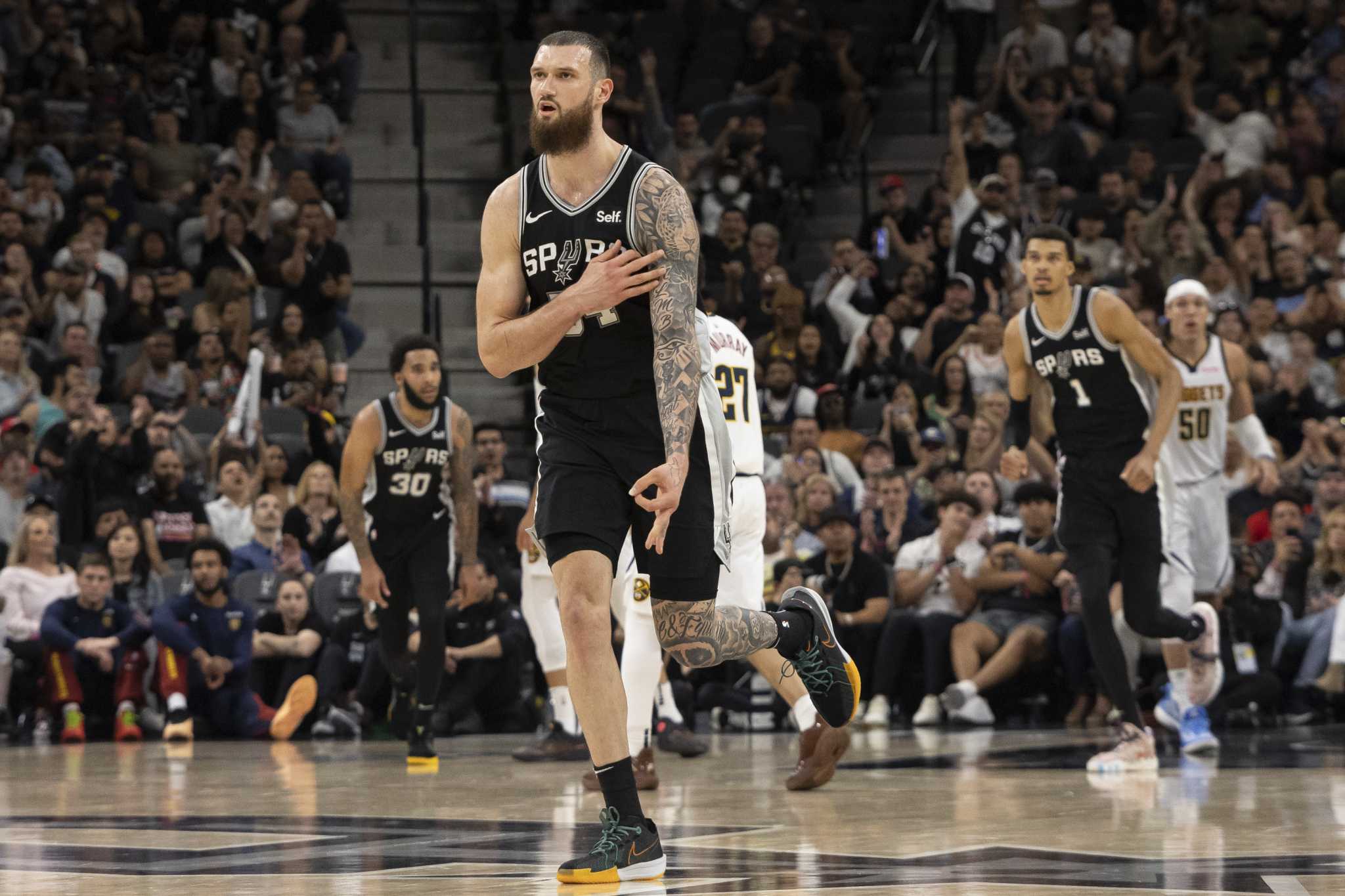Spurs round out roster with Mamukelashvili, Bassey