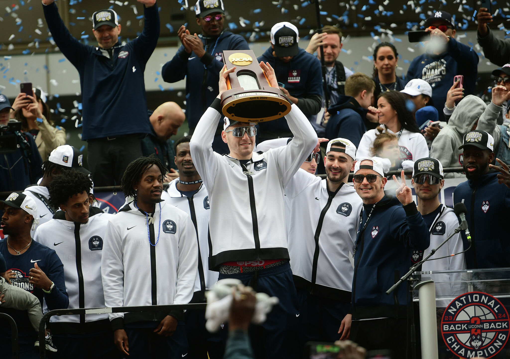 Thousands gather in Hartford to celebrate UConn Huskies championship