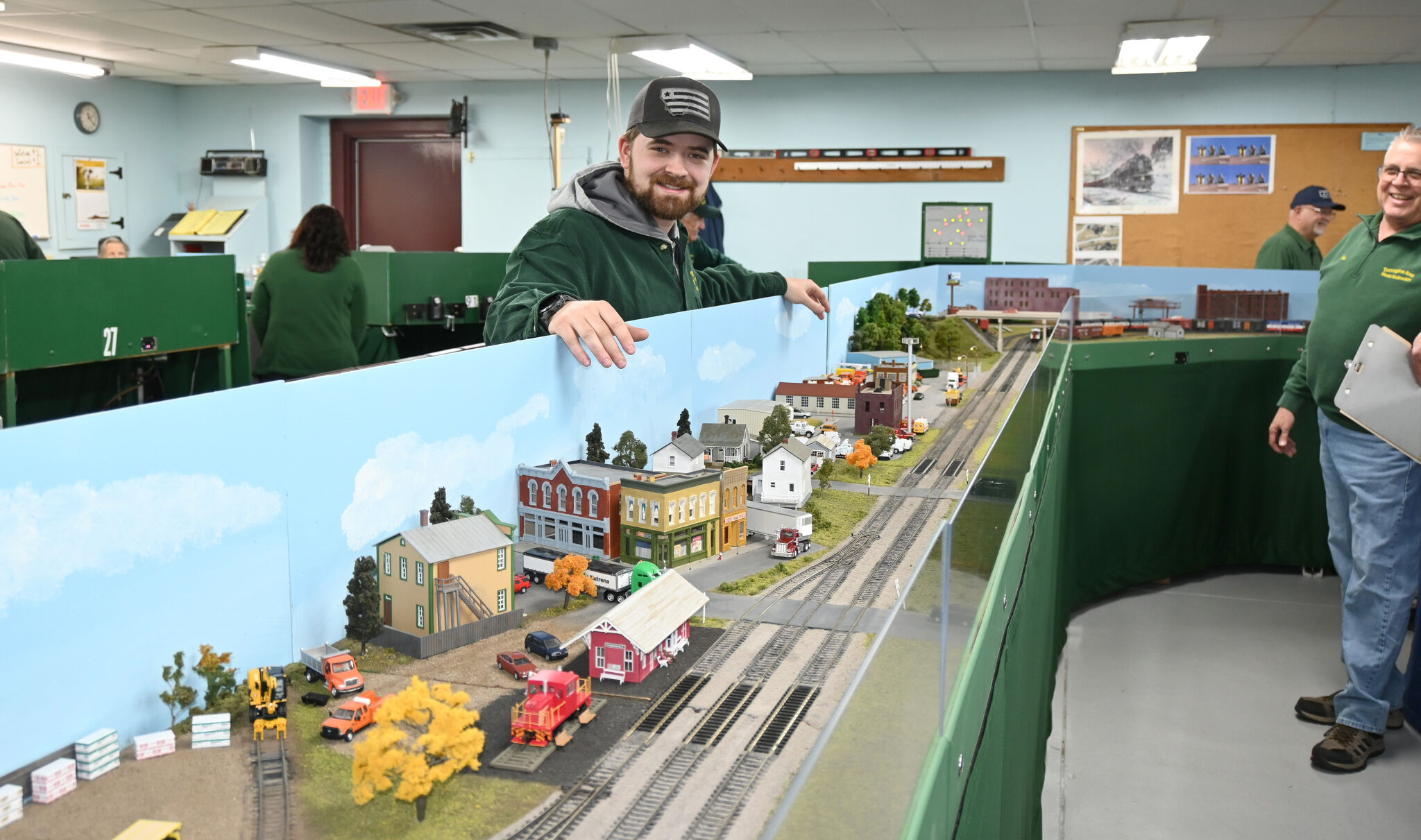 Torrington model train open house draws fans, hosts food drive
