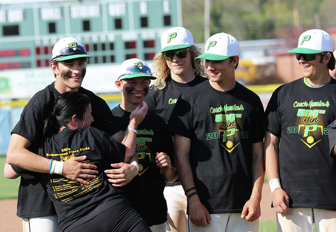 After 500 wins, Hanslow 'so happy to be a Piasa Bird'