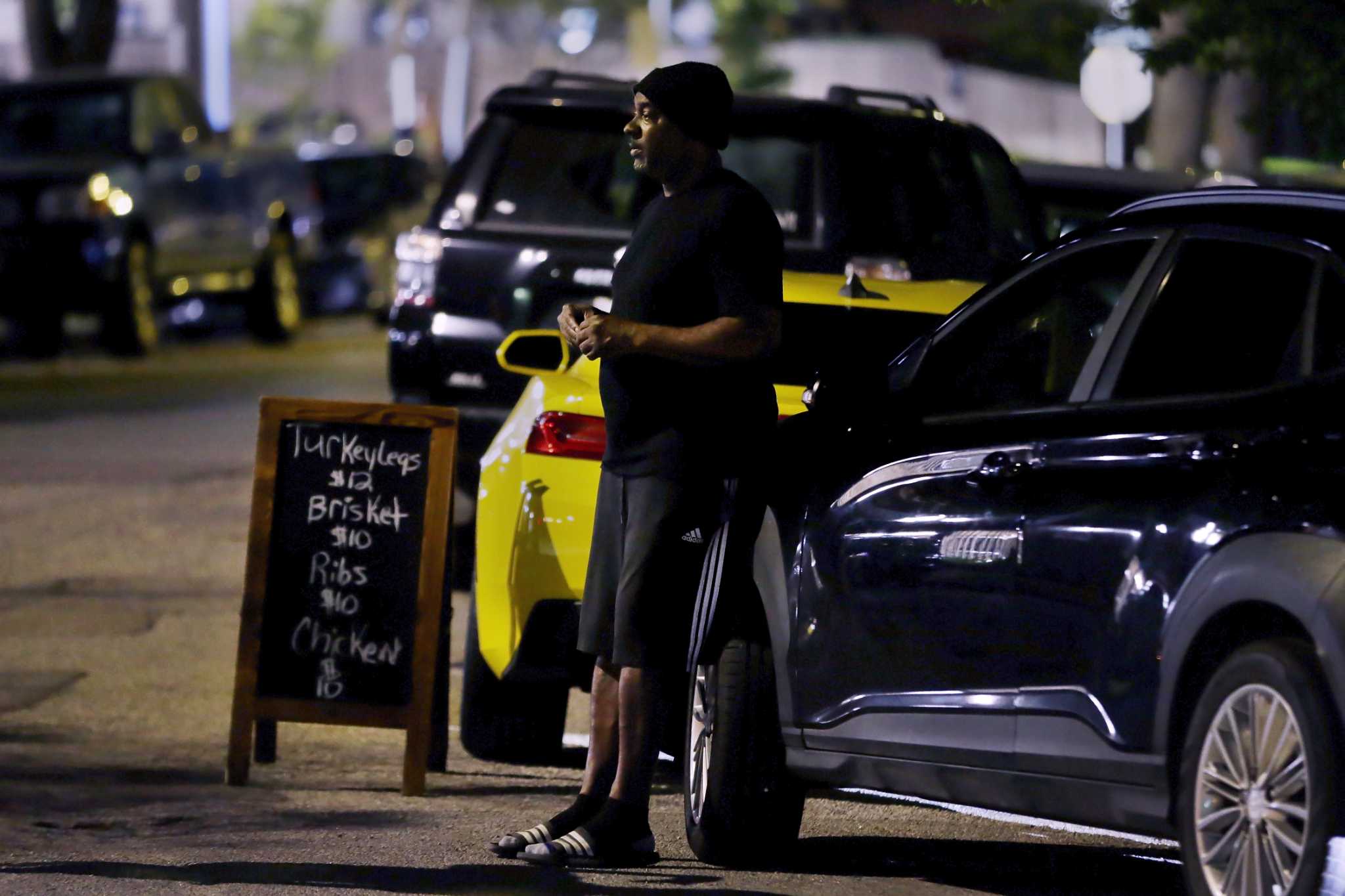 Houston man sells turkey legs, barbecue out of his trunk in Montrose