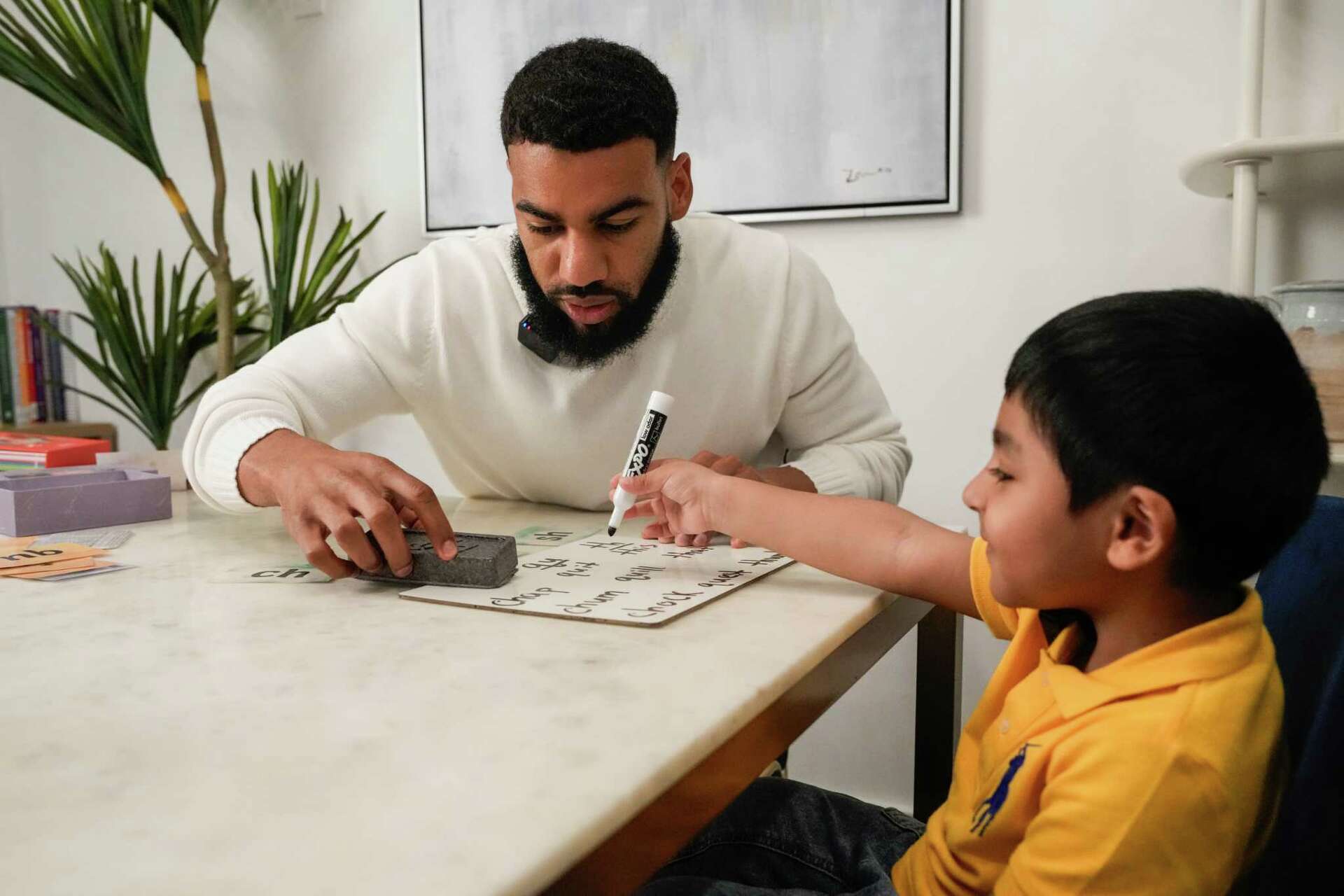 Parents swarm to Houston educator's TikTok reading class for toddlers