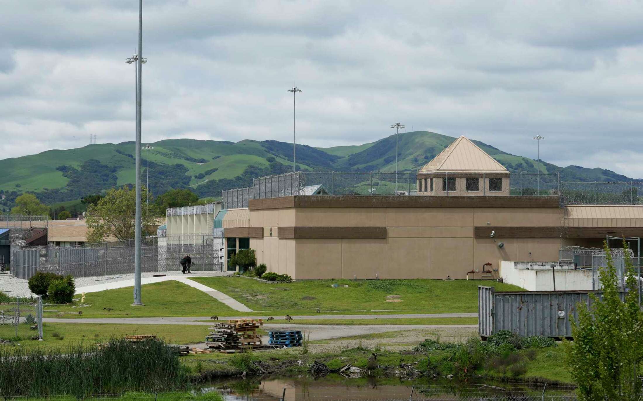 Judge, U.S. prison officials spar over Dublin prison shutdown