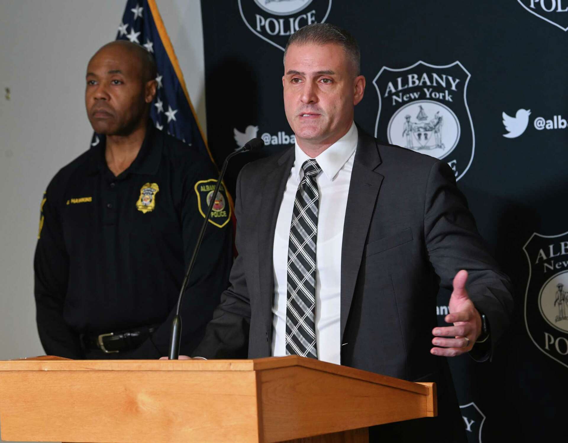 Suspect who shot Albany officer killed himself, police say