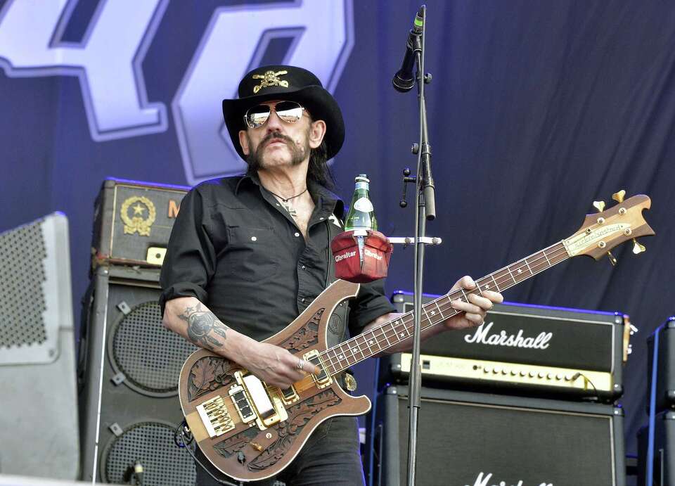 Metallica’s frontman tattoos Lemmy Kilmister’s ashes into his finger