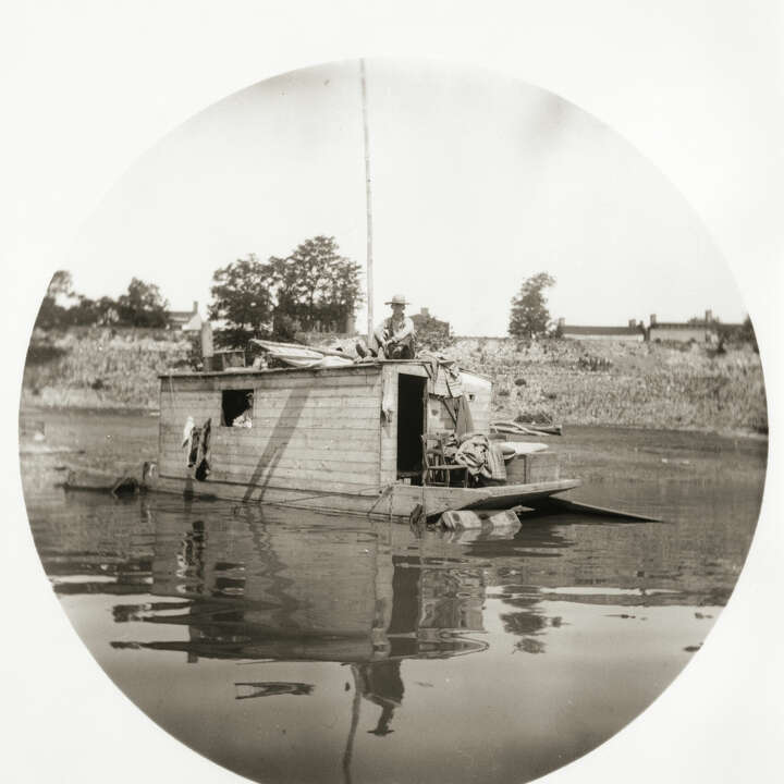 'Shantyboats and Roustabouts' book reveals river life from 1875-1930