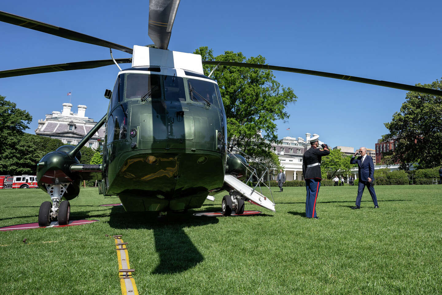 Report: New Sikorsky helicopter for Biden burning White House lawn
