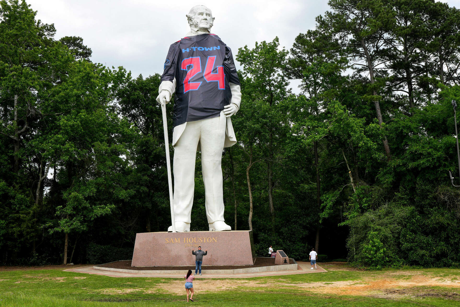 Sam Houston Statue wears Texans jersey following uniform reveal