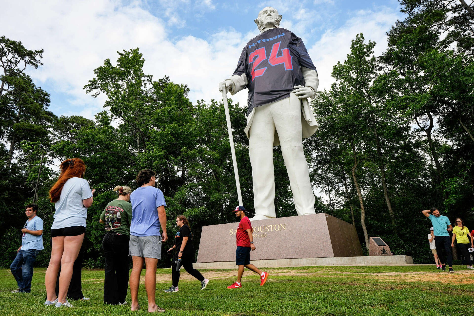 Sam Houston Statue wears Texans jersey following uniform reveal