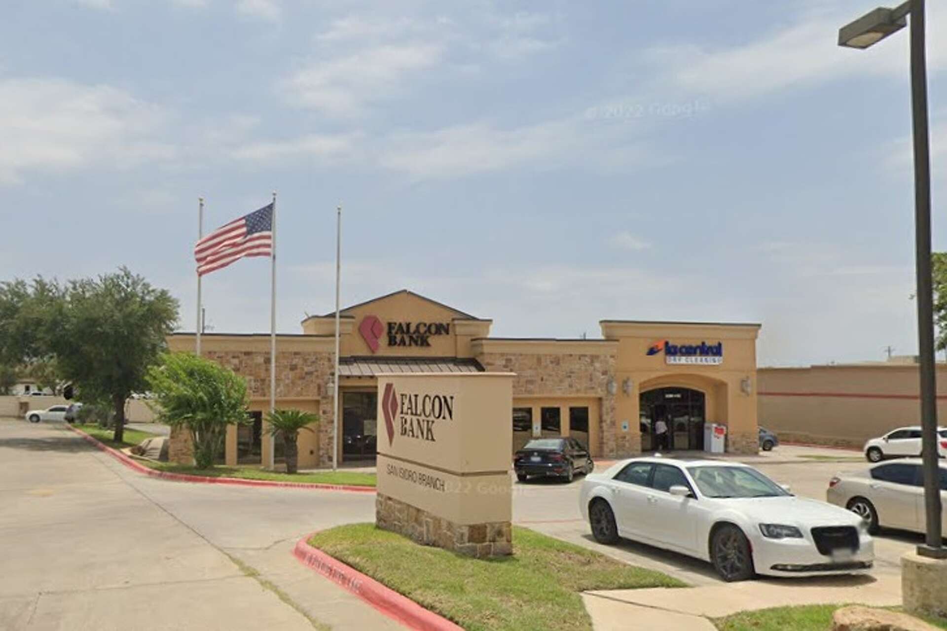 Reported bank robbery described as 'active scene' by Laredo police