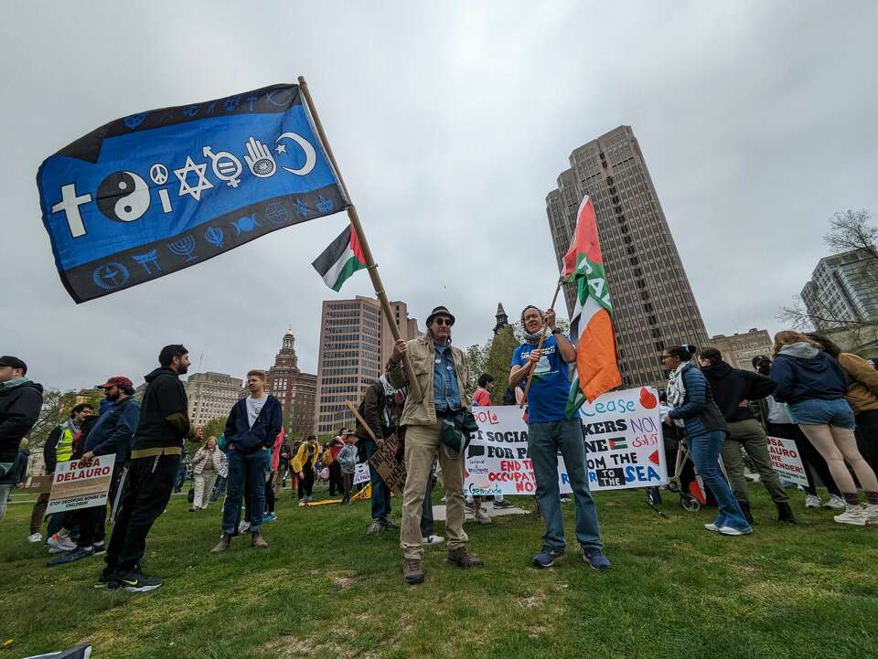 Live updates: Small protest continues at Yale after New Haven march