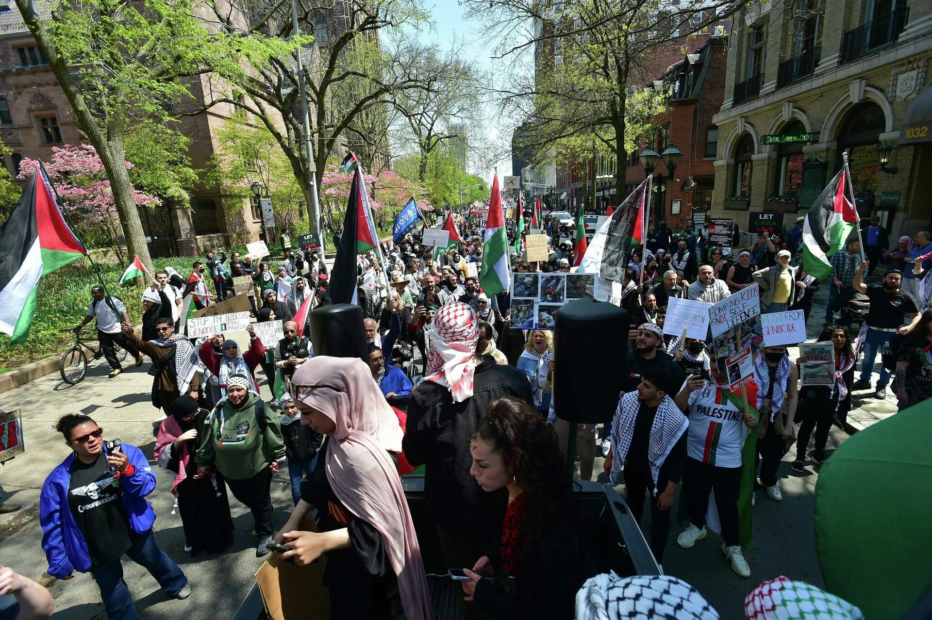 Live updates: Small protest continues at Yale after New Haven march