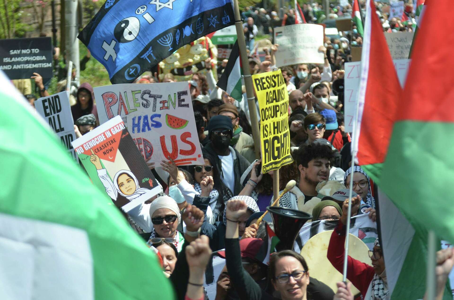 Live updates: Small protest continues at Yale after New Haven march