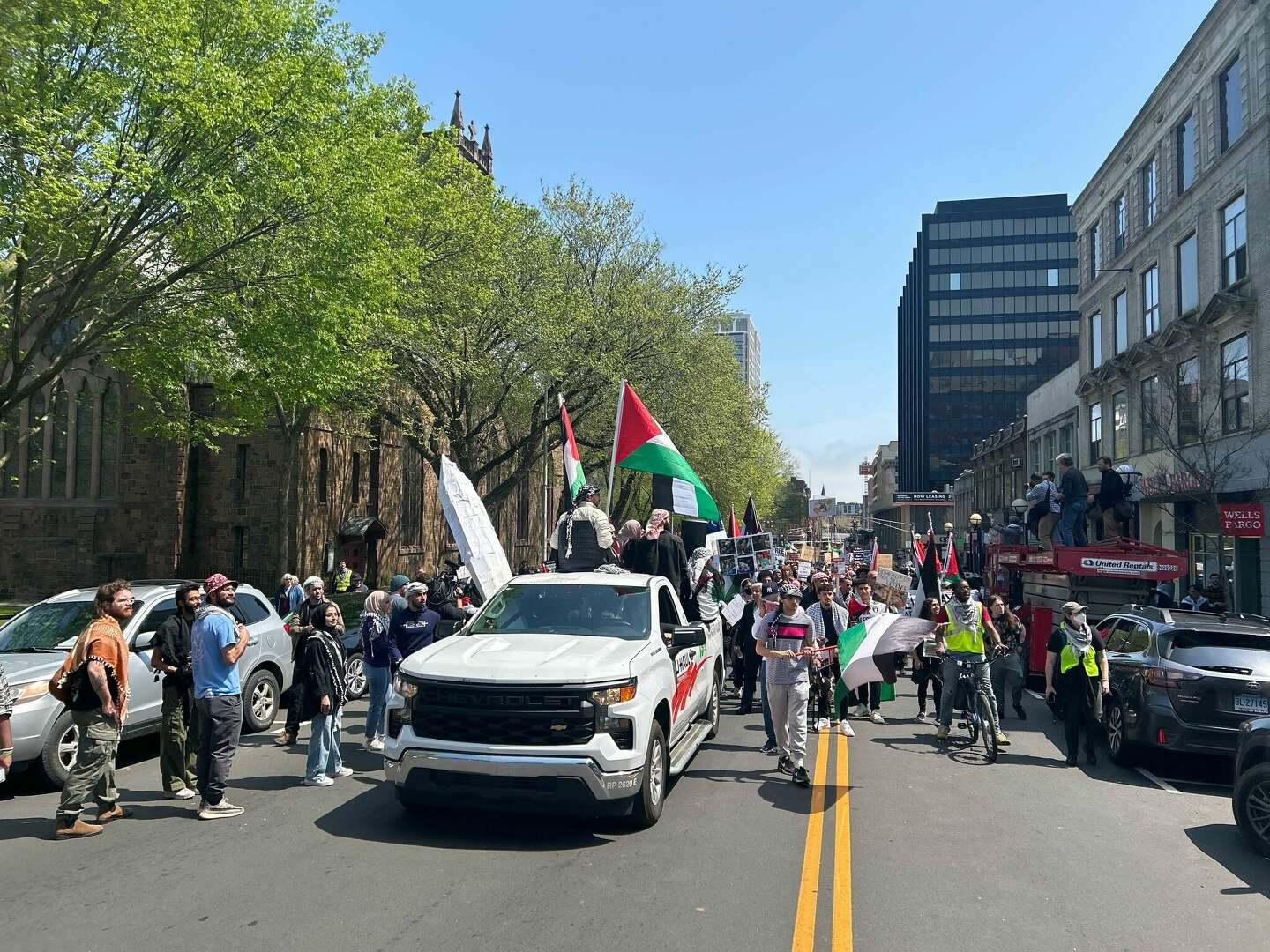 Live updates: Small protest continues at Yale after New Haven march