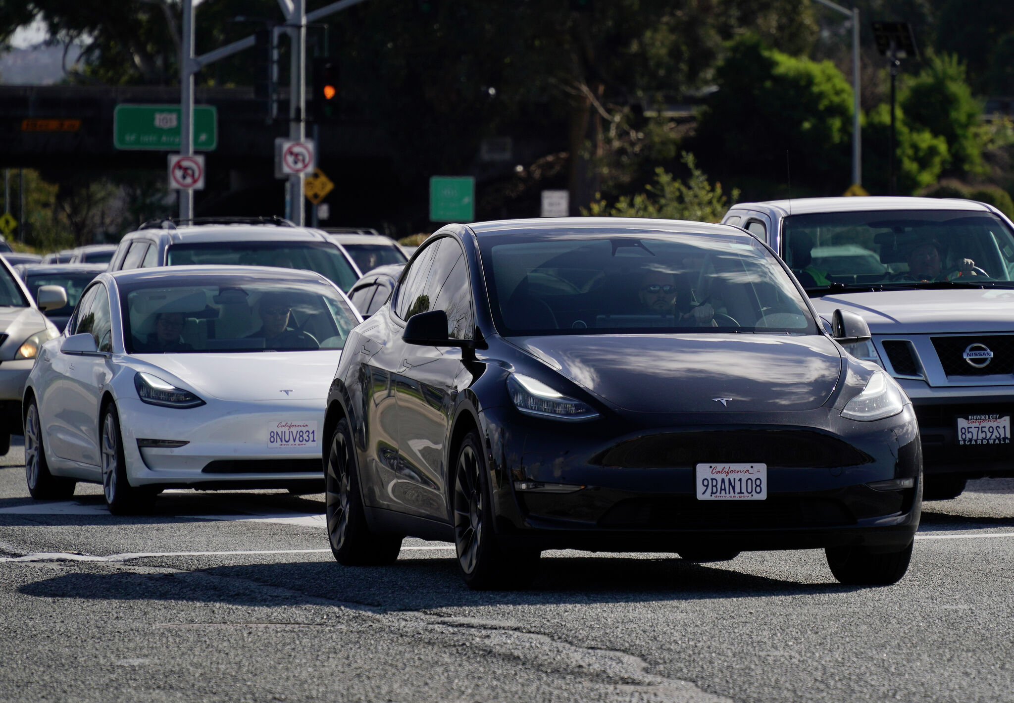 Report: Tesla's Autopilot system is deadly