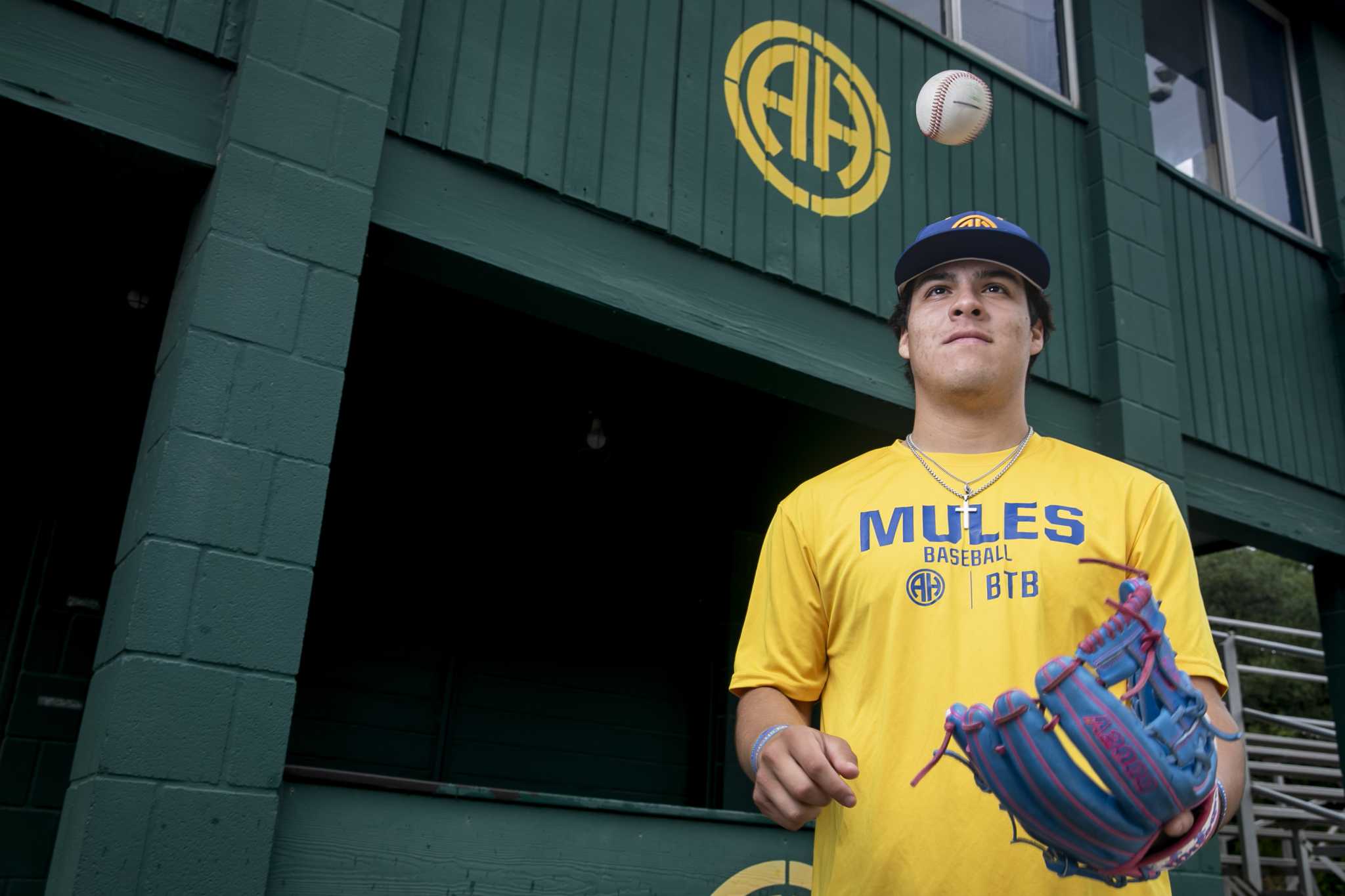 Alamo Heights’ Robles uses family to push him to new heights