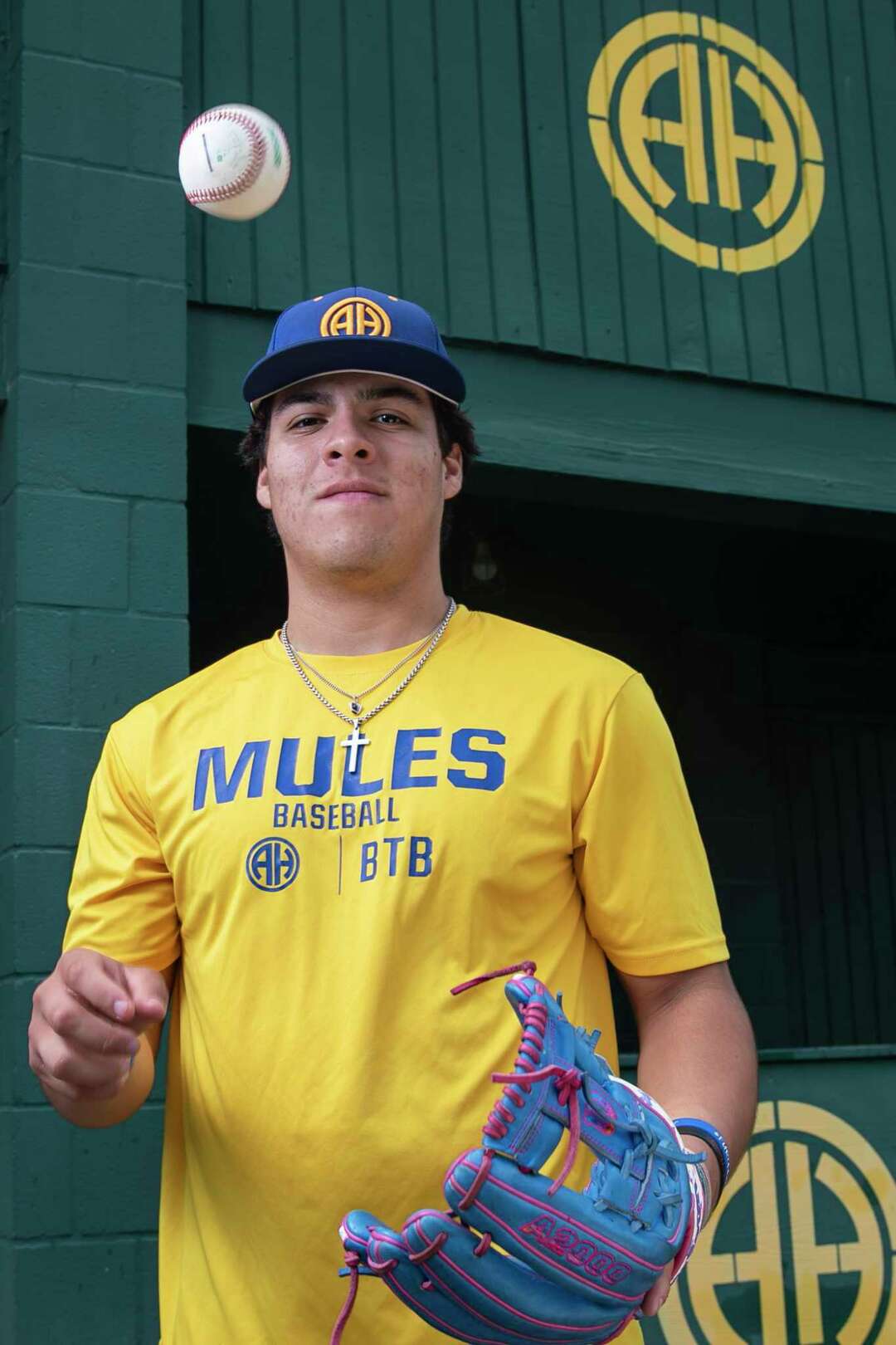 Alamo Heights’ Robles uses family to push him to new heights