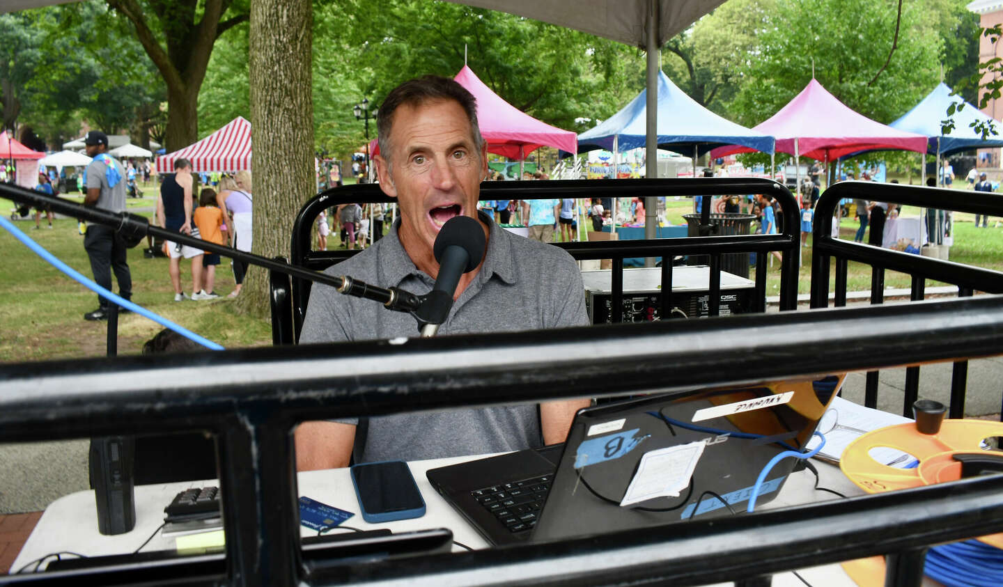 Race announcer Mark Gilhuly accepts award for fight against cancer