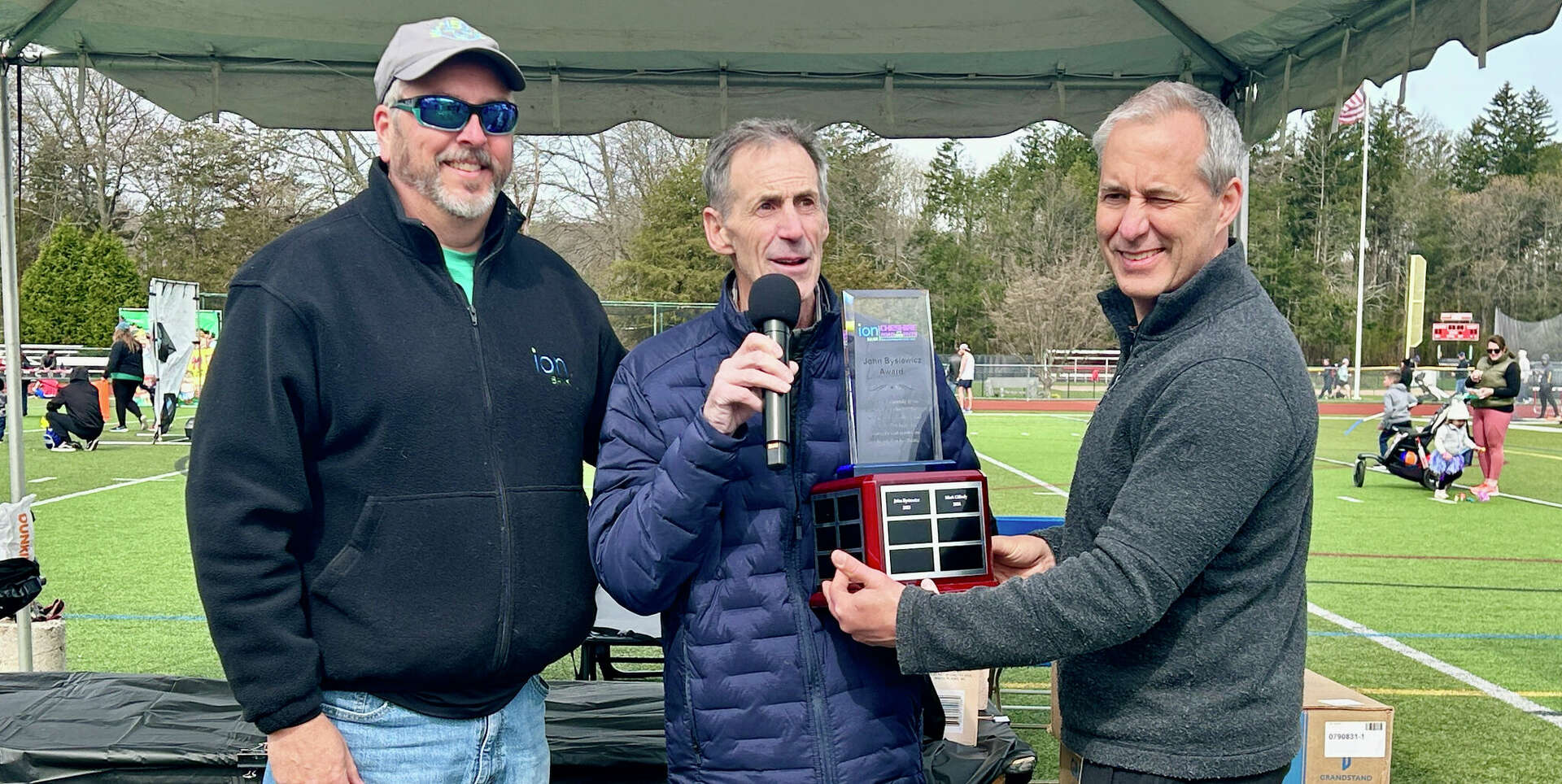 Race announcer Mark Gilhuly accepts award for fight against cancer