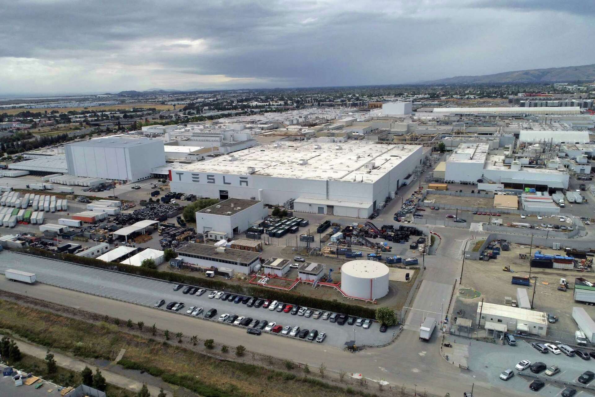 Bay Area pollution agency to Tesla: Stop toxic emissions at factory