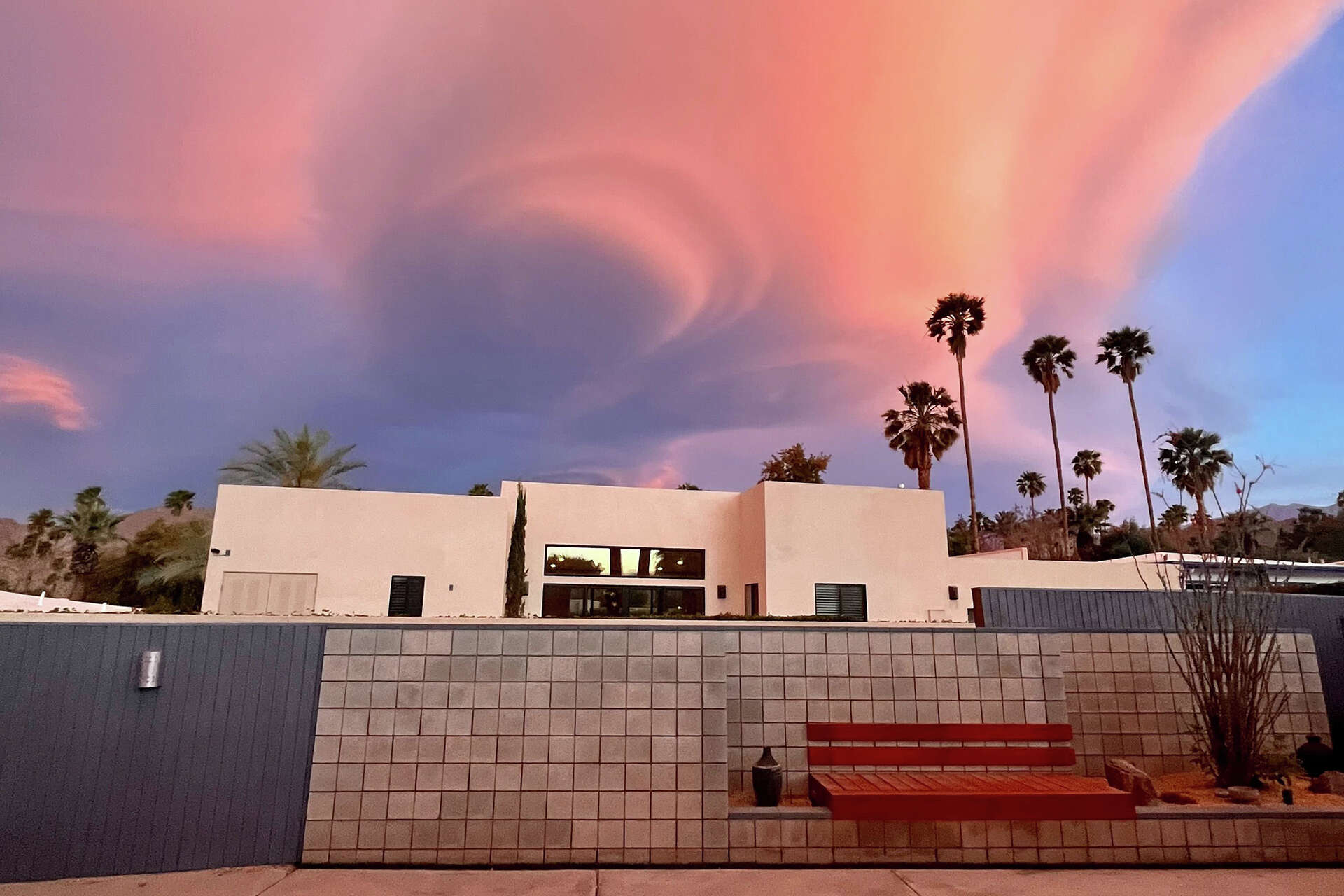 Rare, stunning formation appears over California town