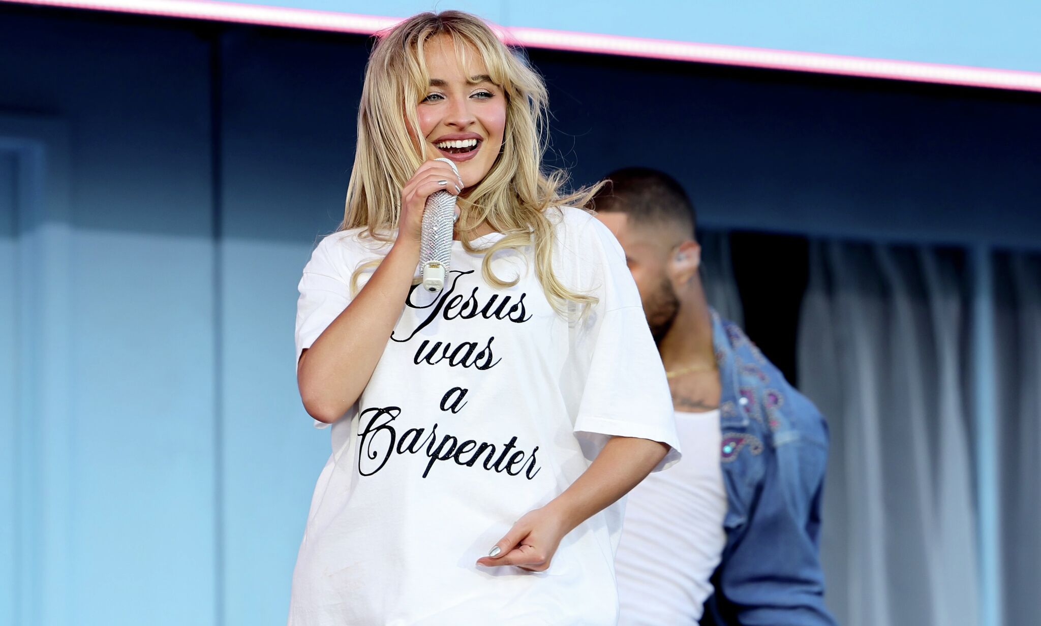 Pop star Sabrina Carpenter revels in kitsch at Texas Buc-ee's