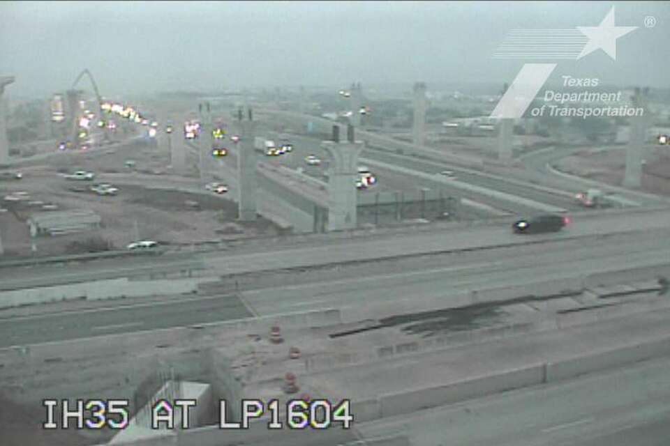 Major crash on I-35 shuts down several lanes of traffic