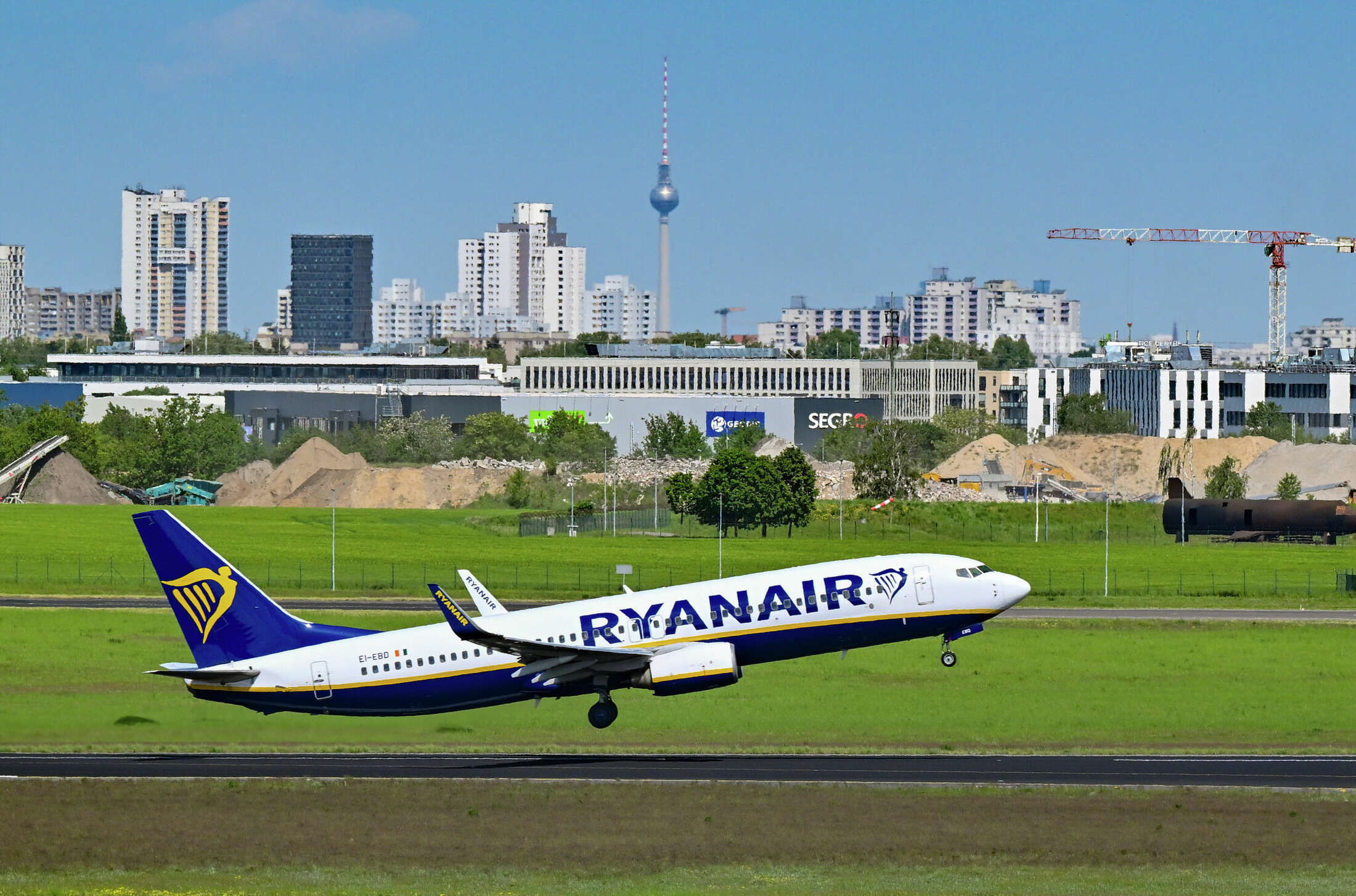 What is Ryanair's carry-on bag size limit?