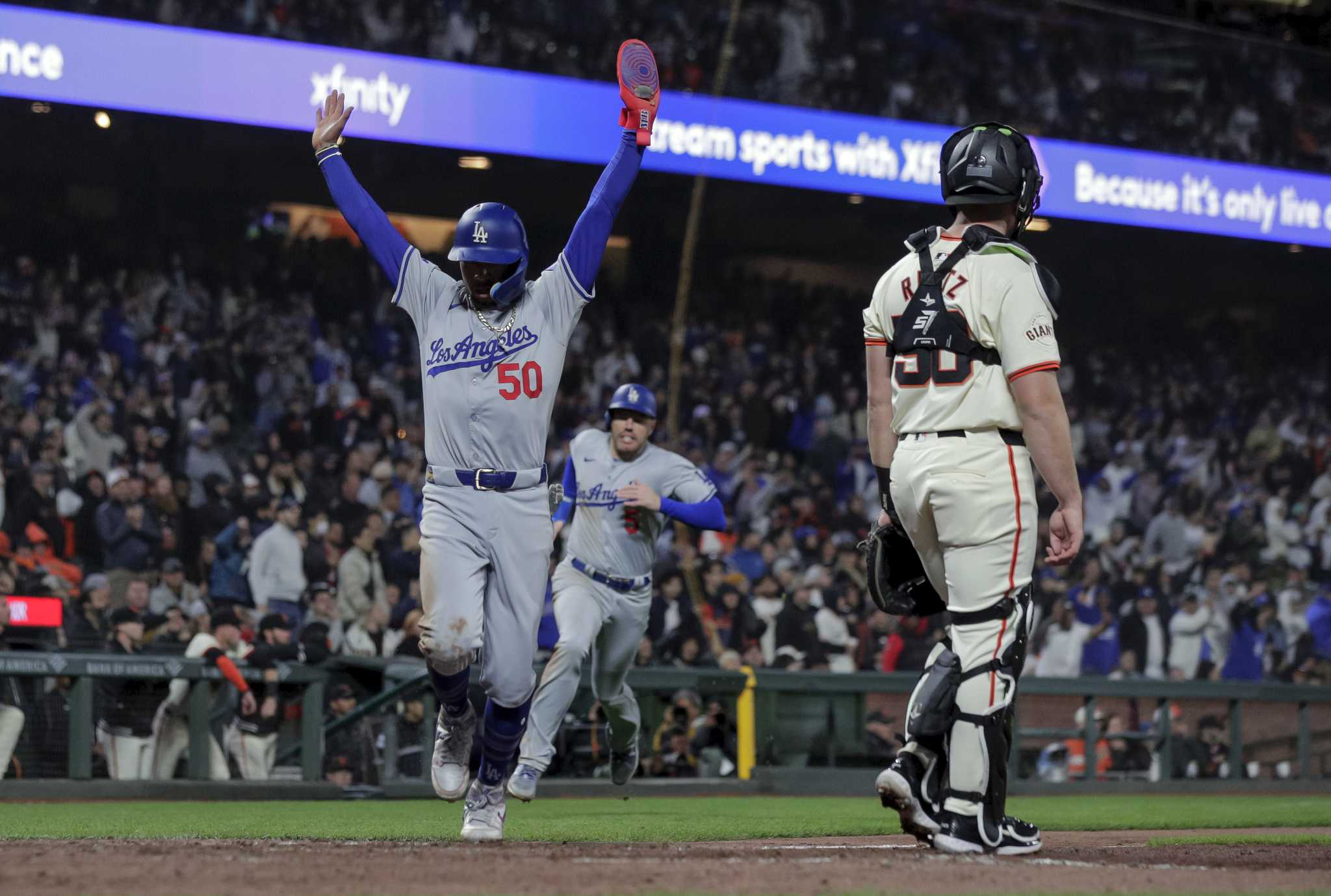 Giants remain winless against Dodgers after falling 6-4 in 10 innings