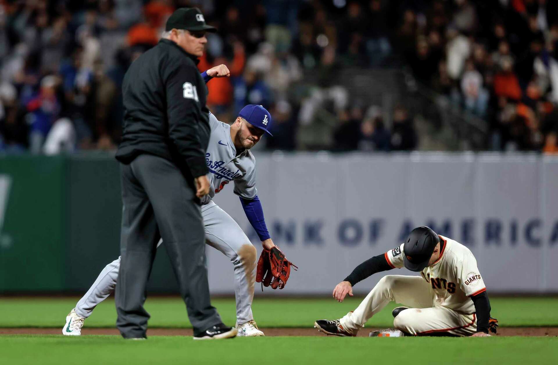 Giants remain winless against Dodgers after falling 6-4 in 10 innings