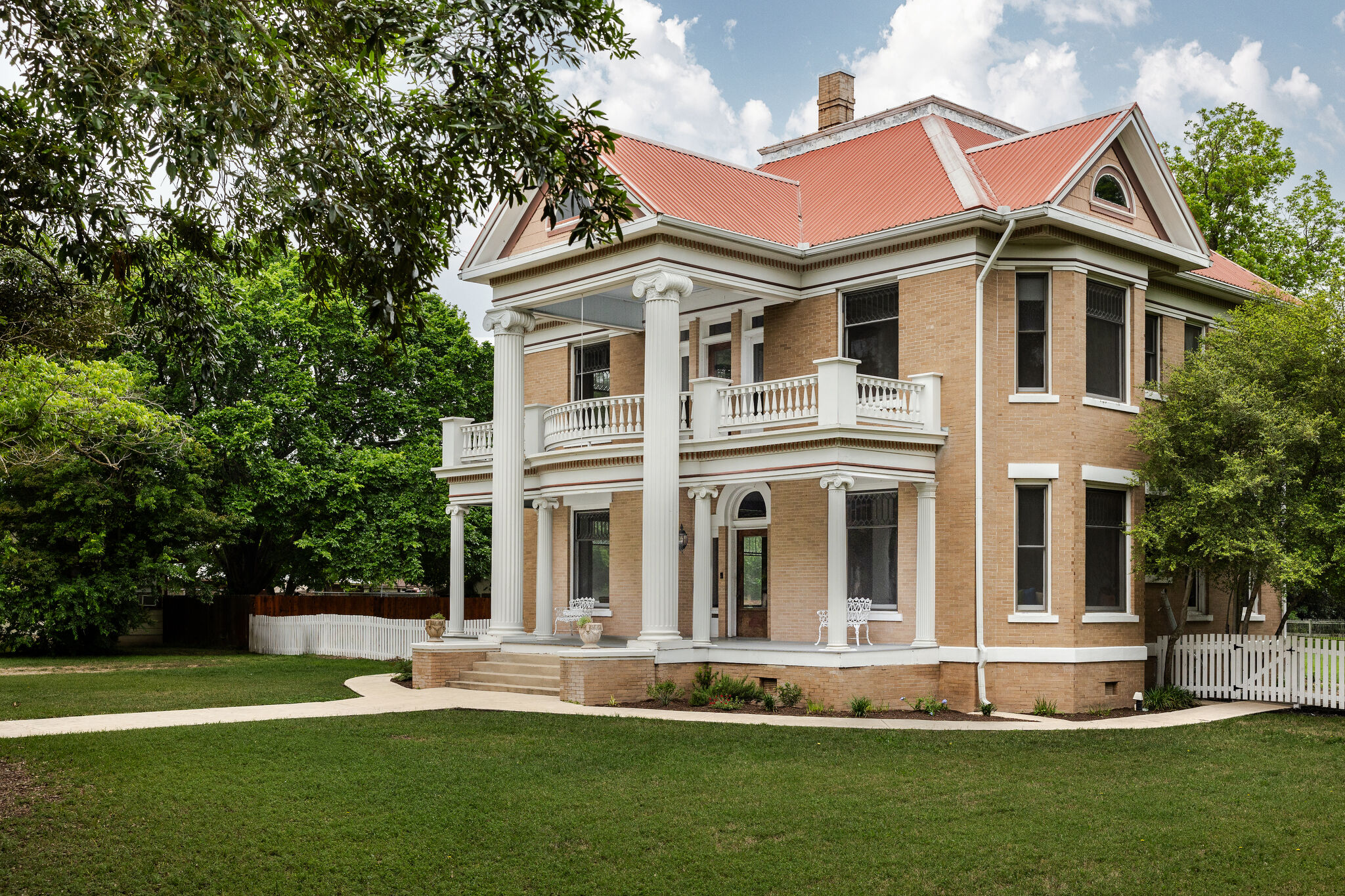 Lockhart 'Judge’s House' mansion hits market for $1.1M