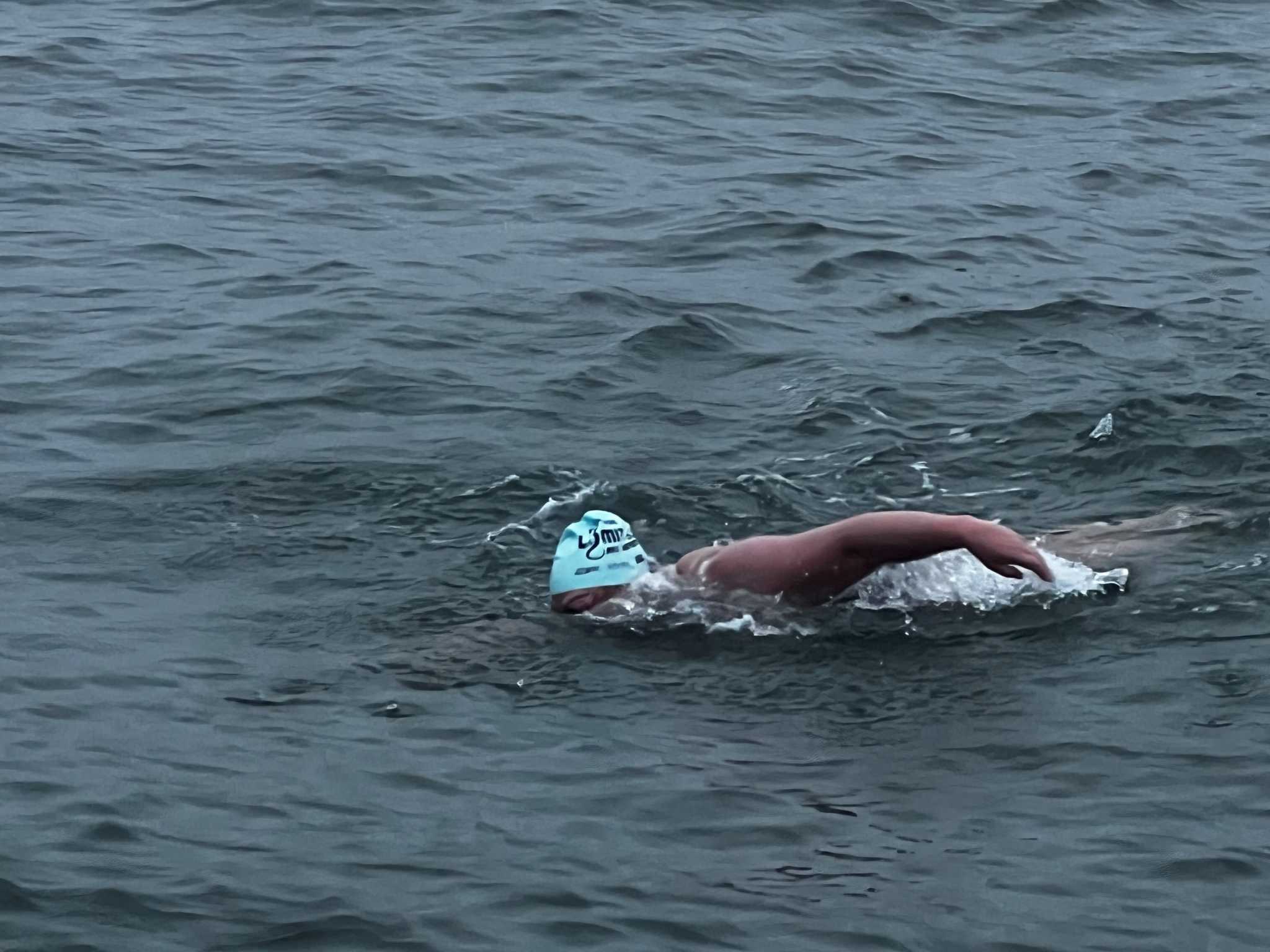 Woman makes history with swim from Golden Gate Bridge to Farallones