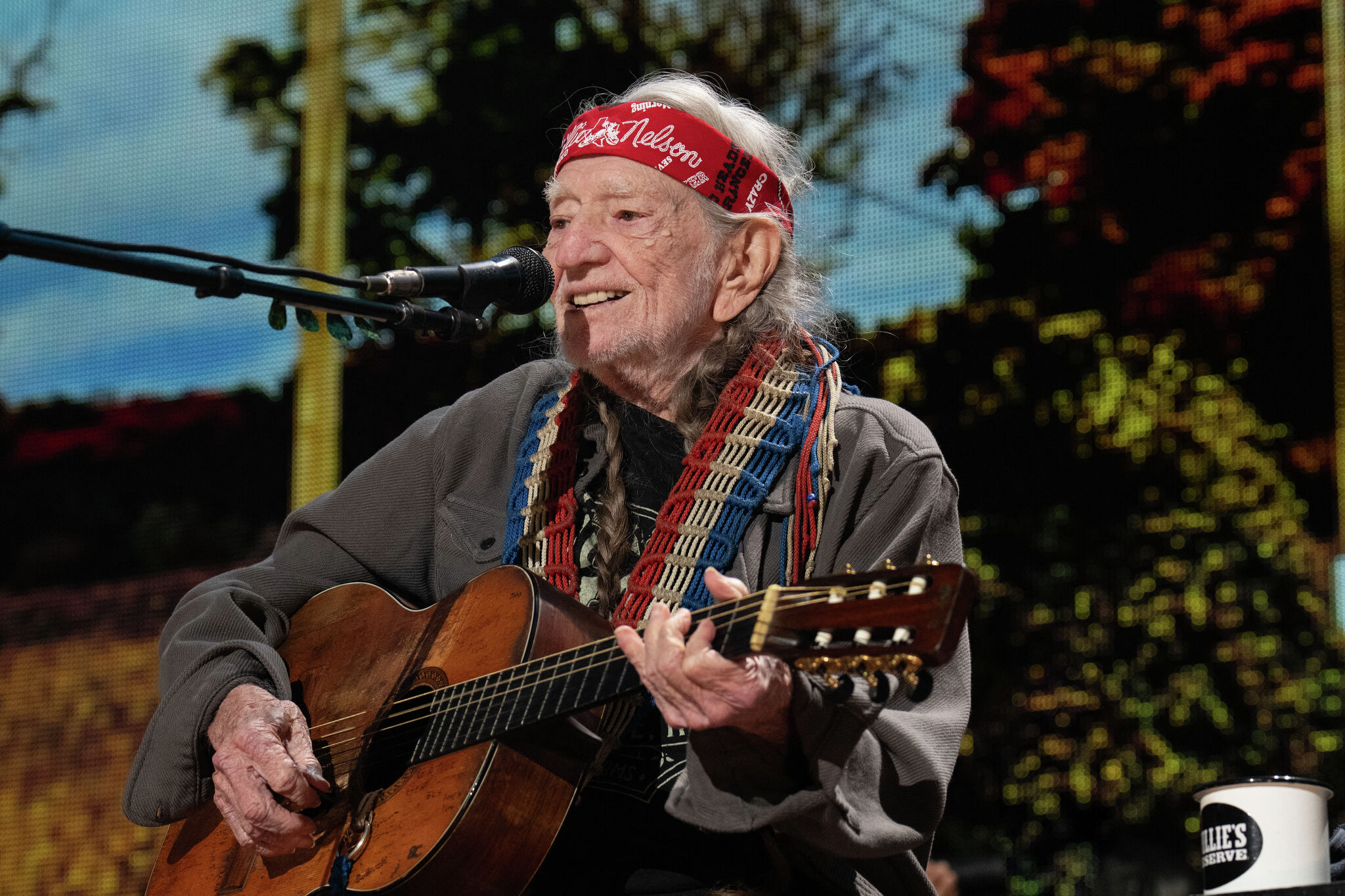 Willie Nelson returns to stage after weeks of illness