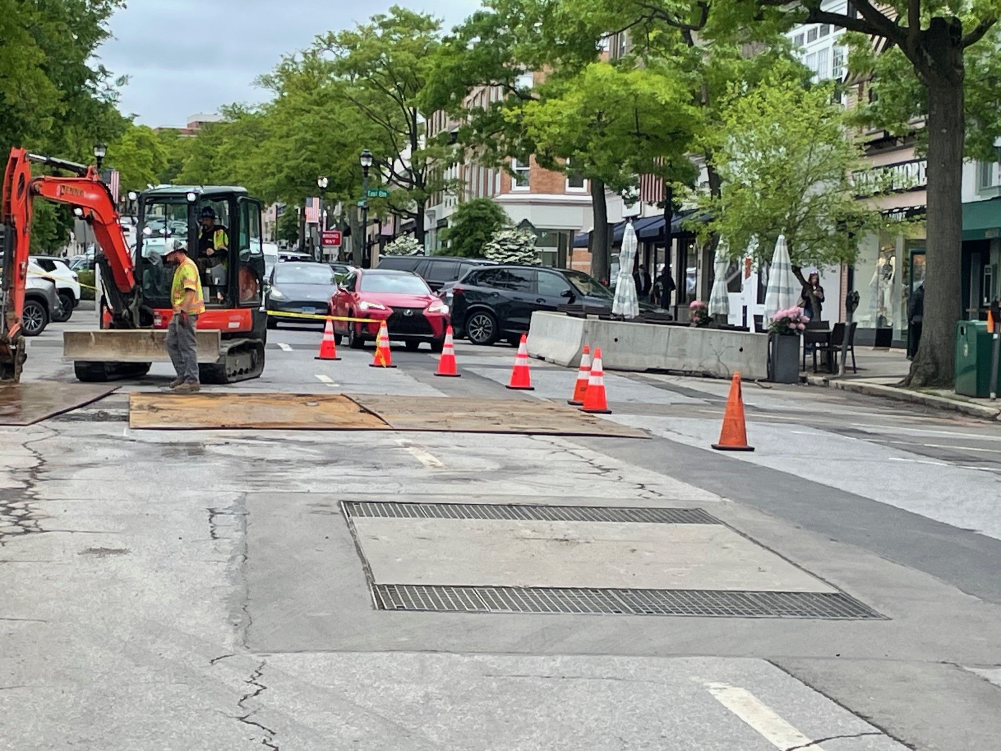 Aquarion work on Greenwich Avenue causes road to buckle due to weather