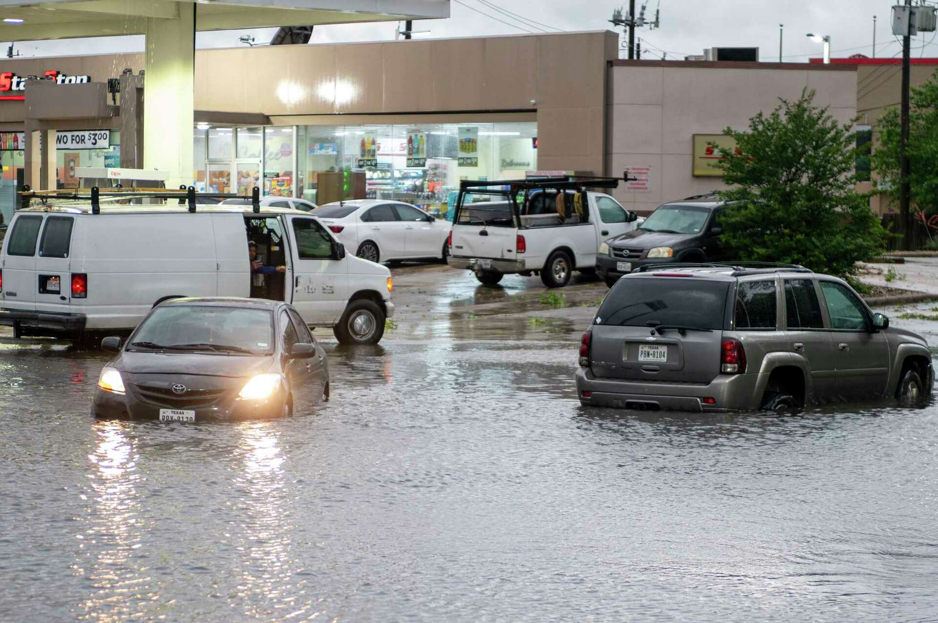 Thursday updates: At least 7 dead from severe Houston storms