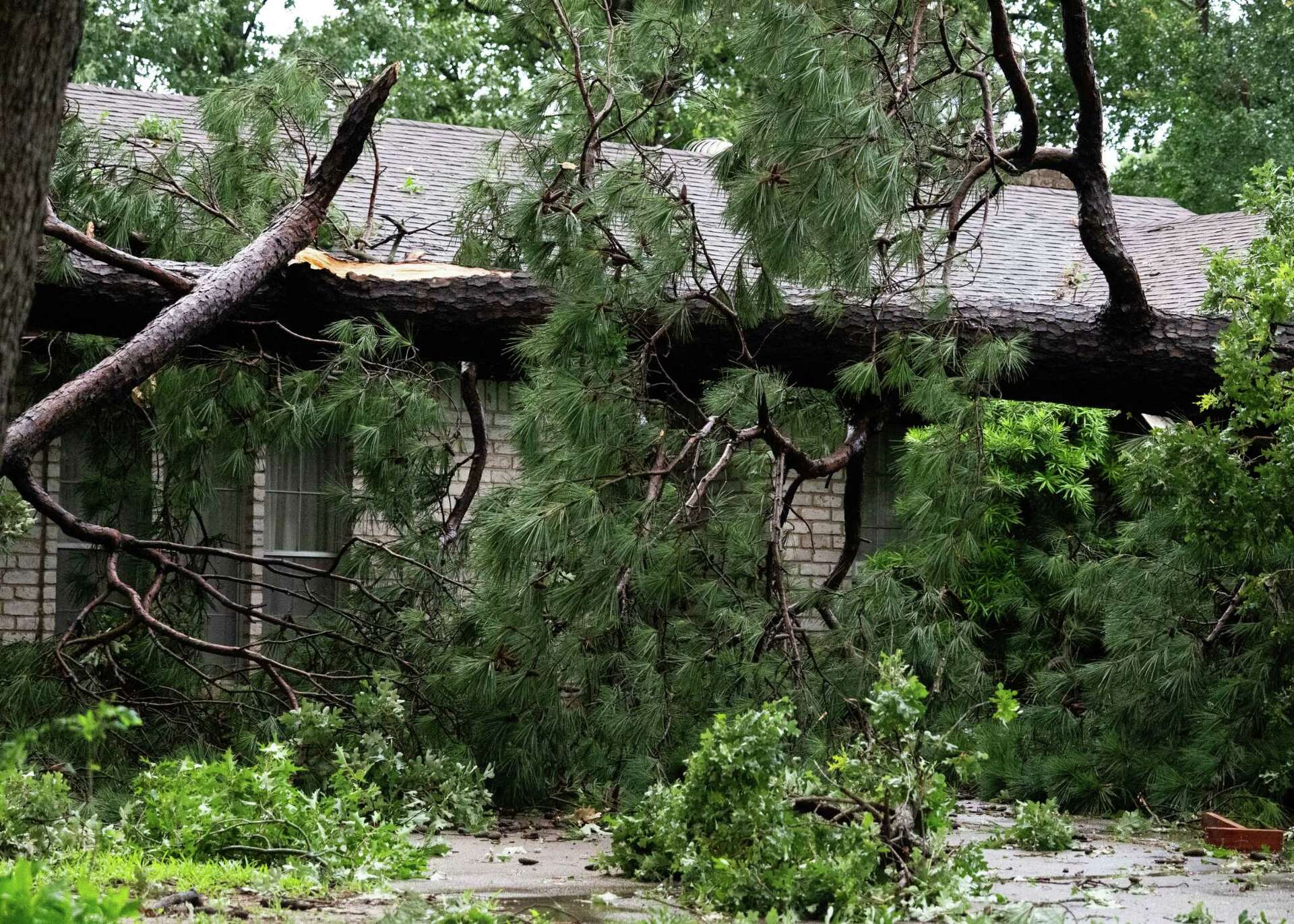 Thursday updates: At least 7 dead from severe Houston storms