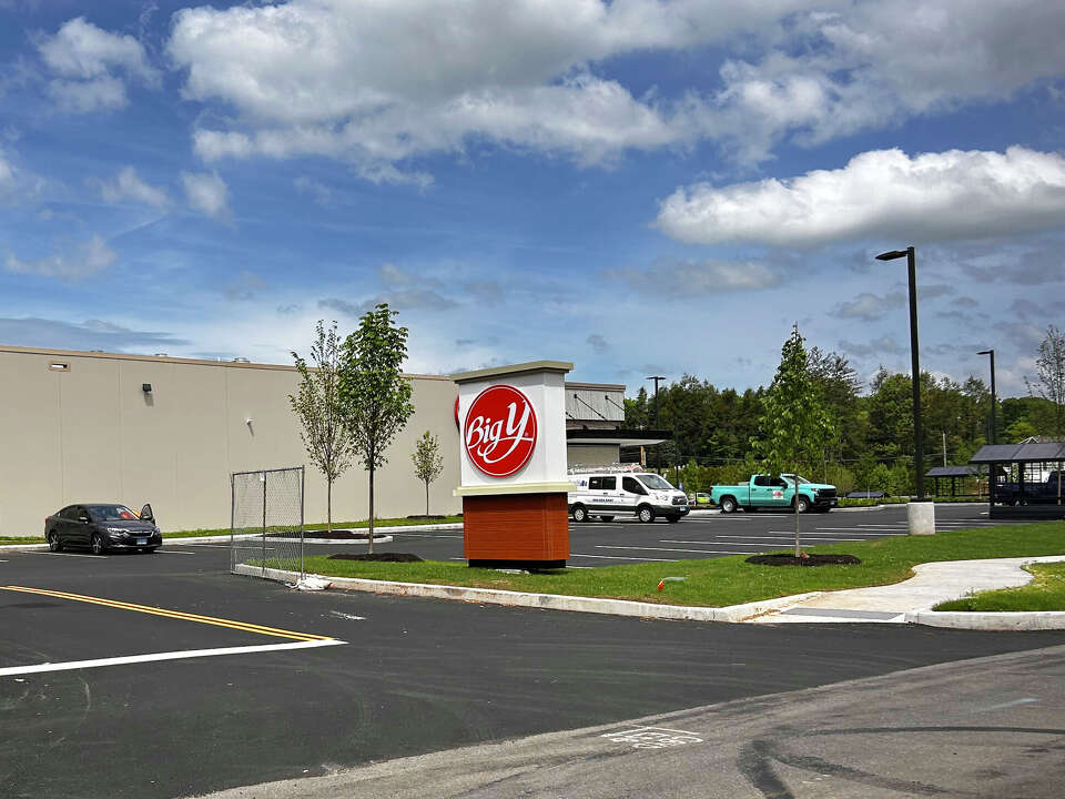 Big Y opens in Middletown