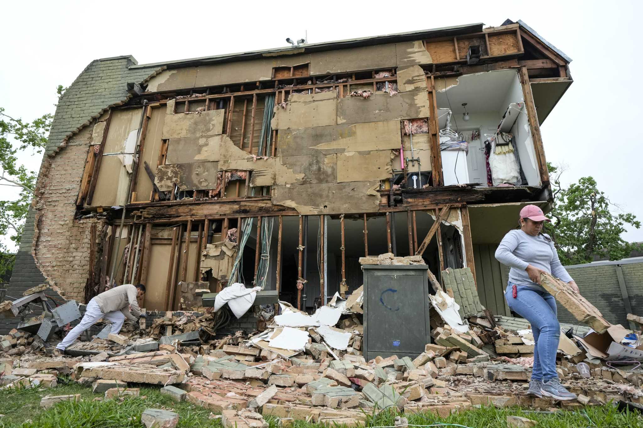 Live weather updates: 447K in Houston still without power