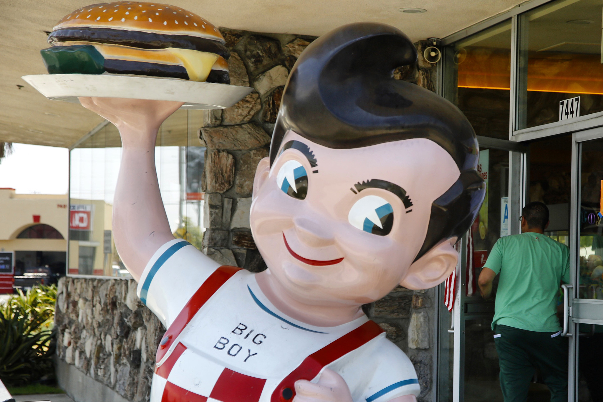 Iconic Southern California fast food statue severed in chaotic crash