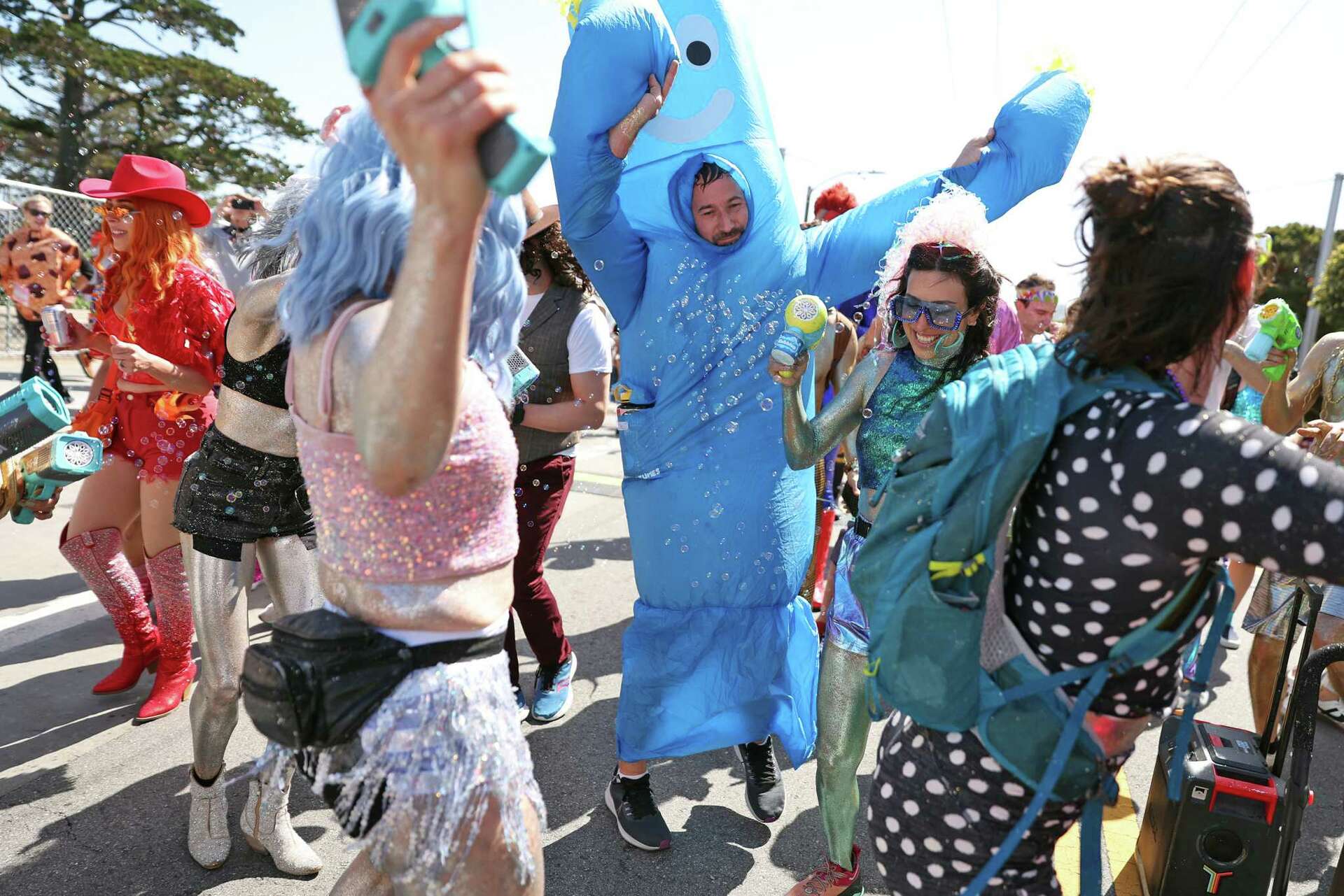 Bay to Breakers: Thousands hit streets for ‘a very San Francisco race’