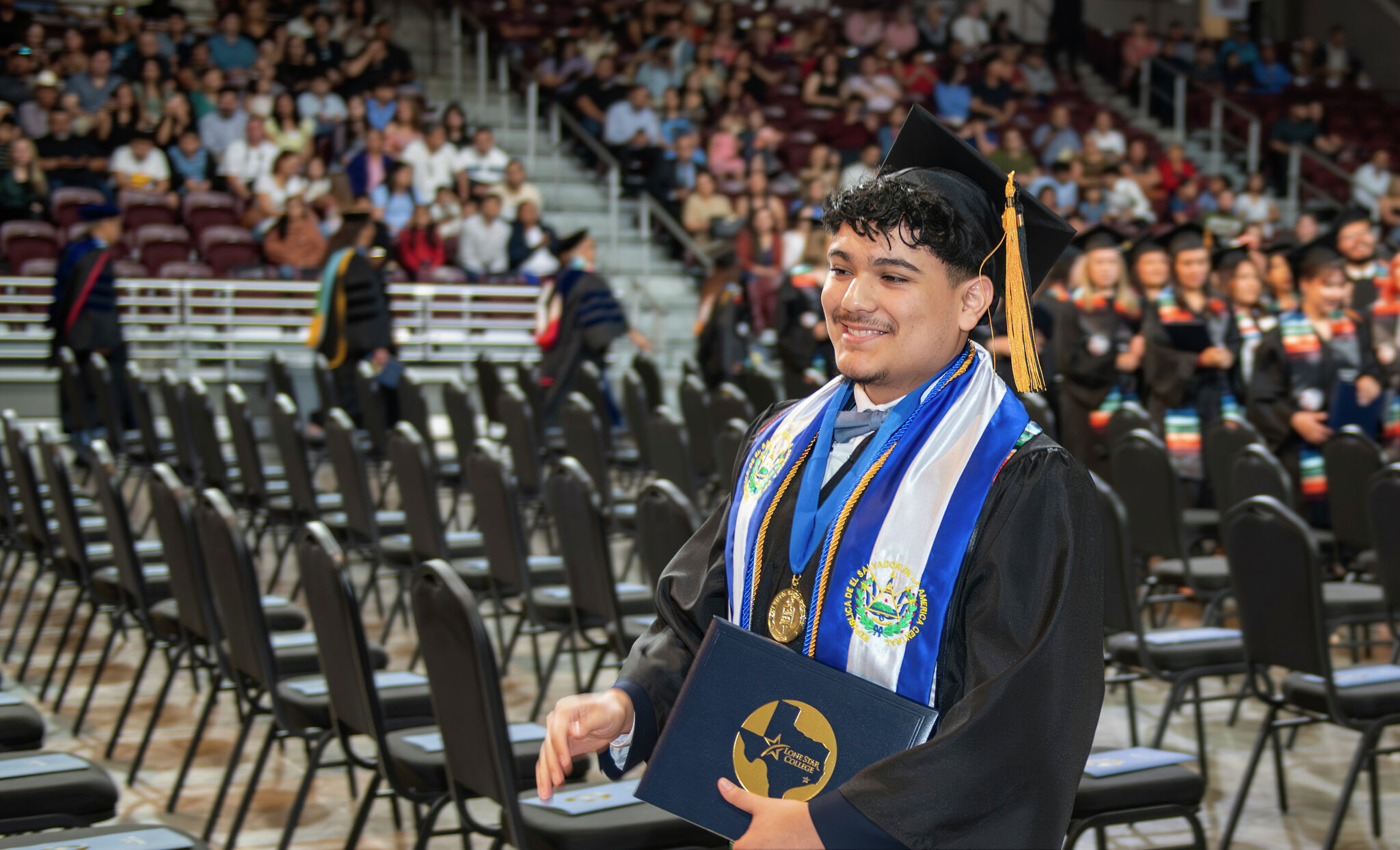 Graduación de Lone Star College fusiona la cultura latina