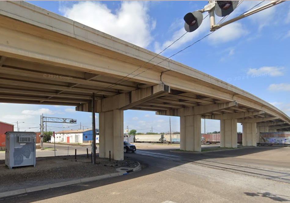 Laredo PD: Man threatened to jump off overpass