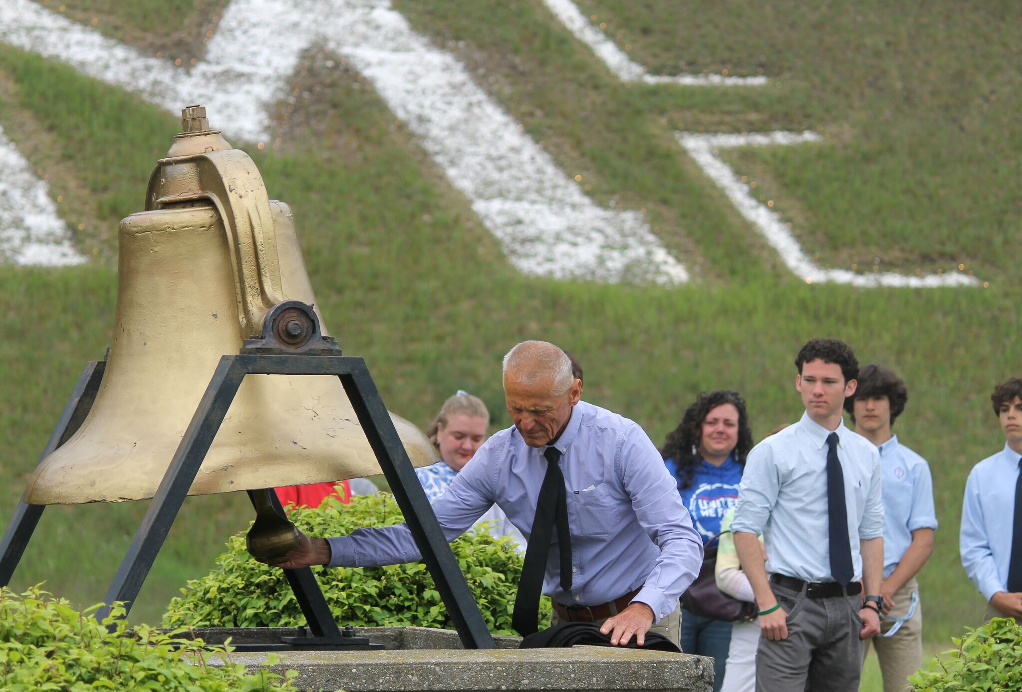 MCC seniors, alumni ring victory bell