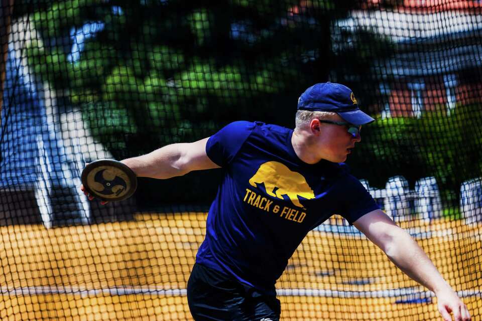 Cal discus thrower Alekna eyes Olympic gold after setting world record