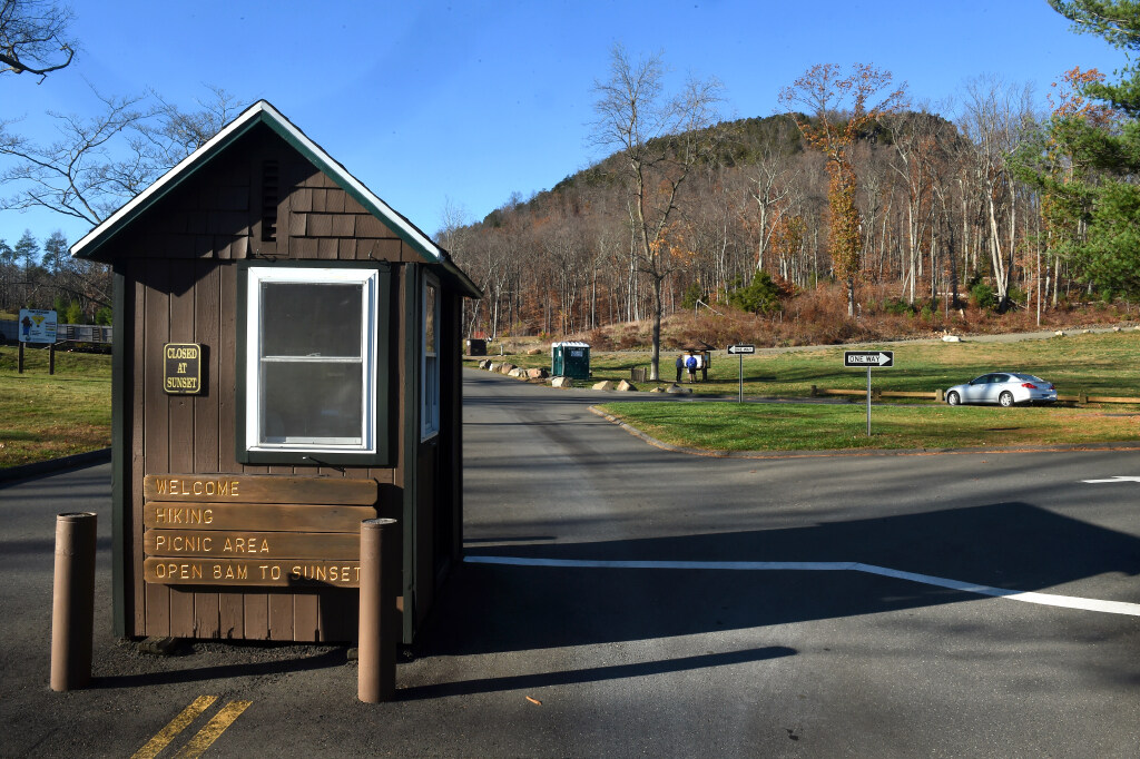 Officials: 2 state park closed Sunday after reaching capacity, wildfir