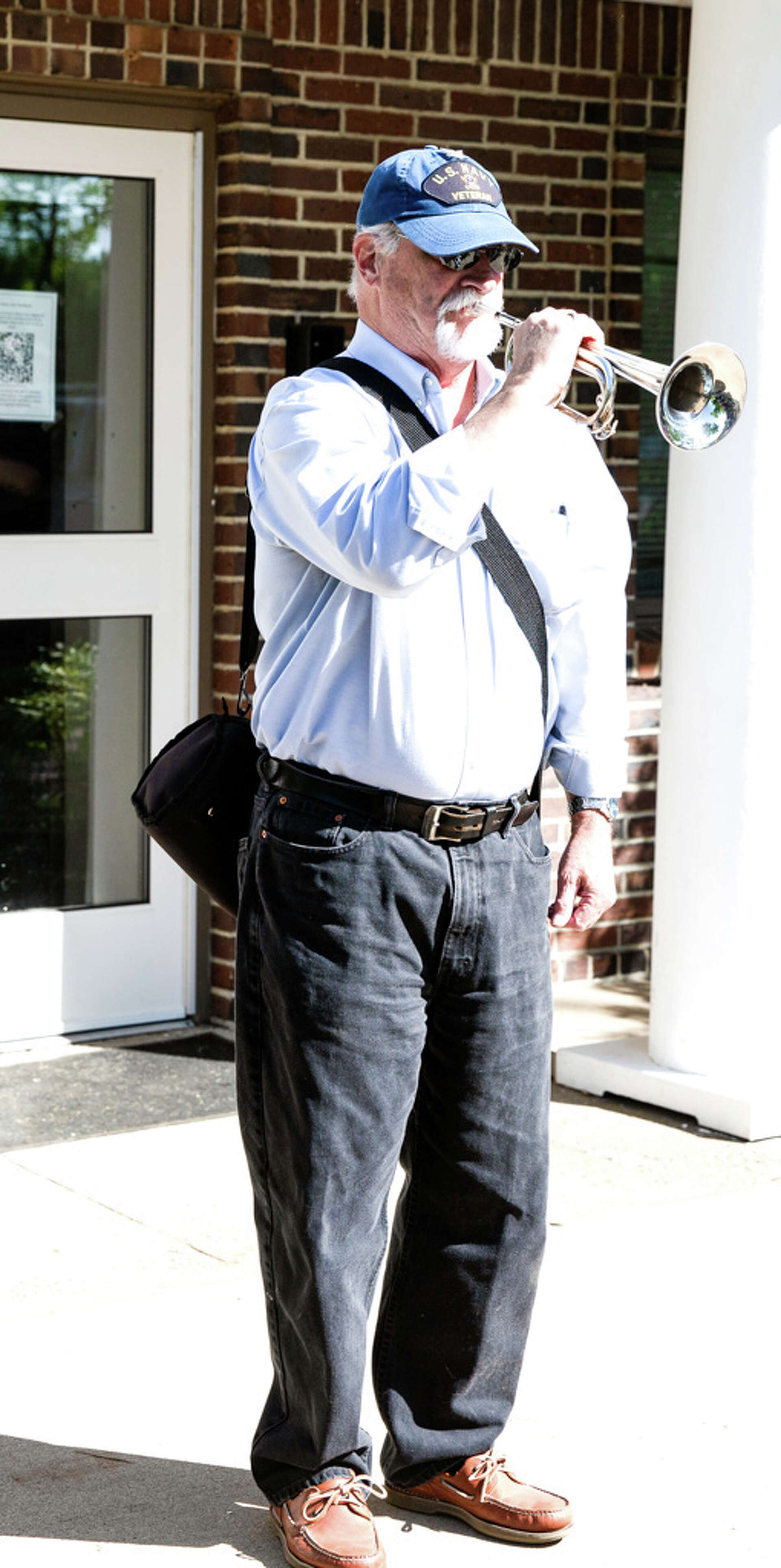 In Photos: American flags laid at CT veterans cemetery in Middletown