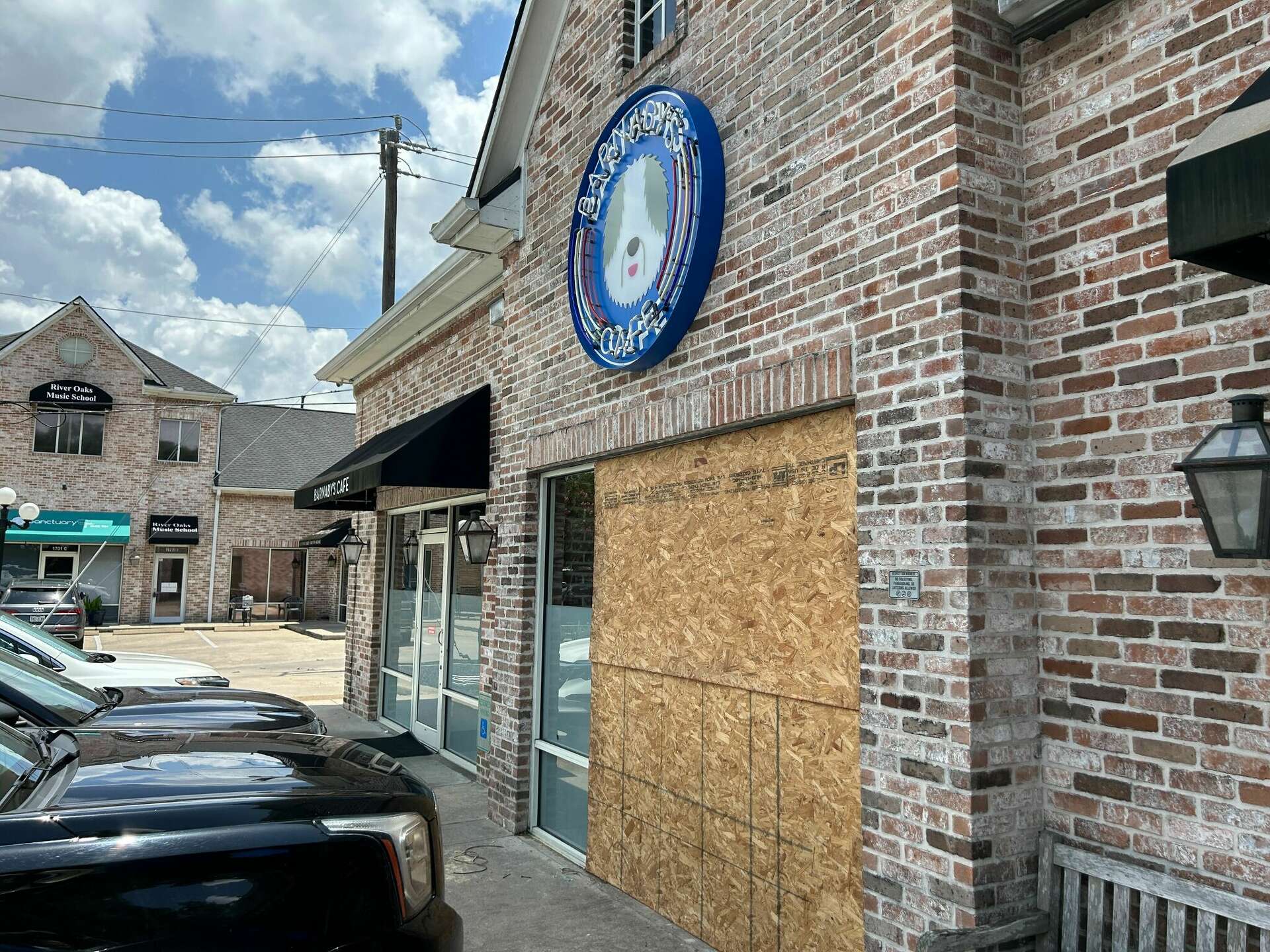 Car crashes into Houston's Barnaby's Cafe, injuring 5-6