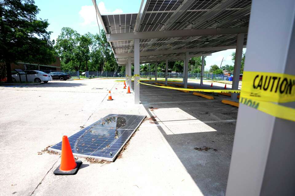 Mayor John Whitmire, Reliant officials unveil 12 centers to escape the